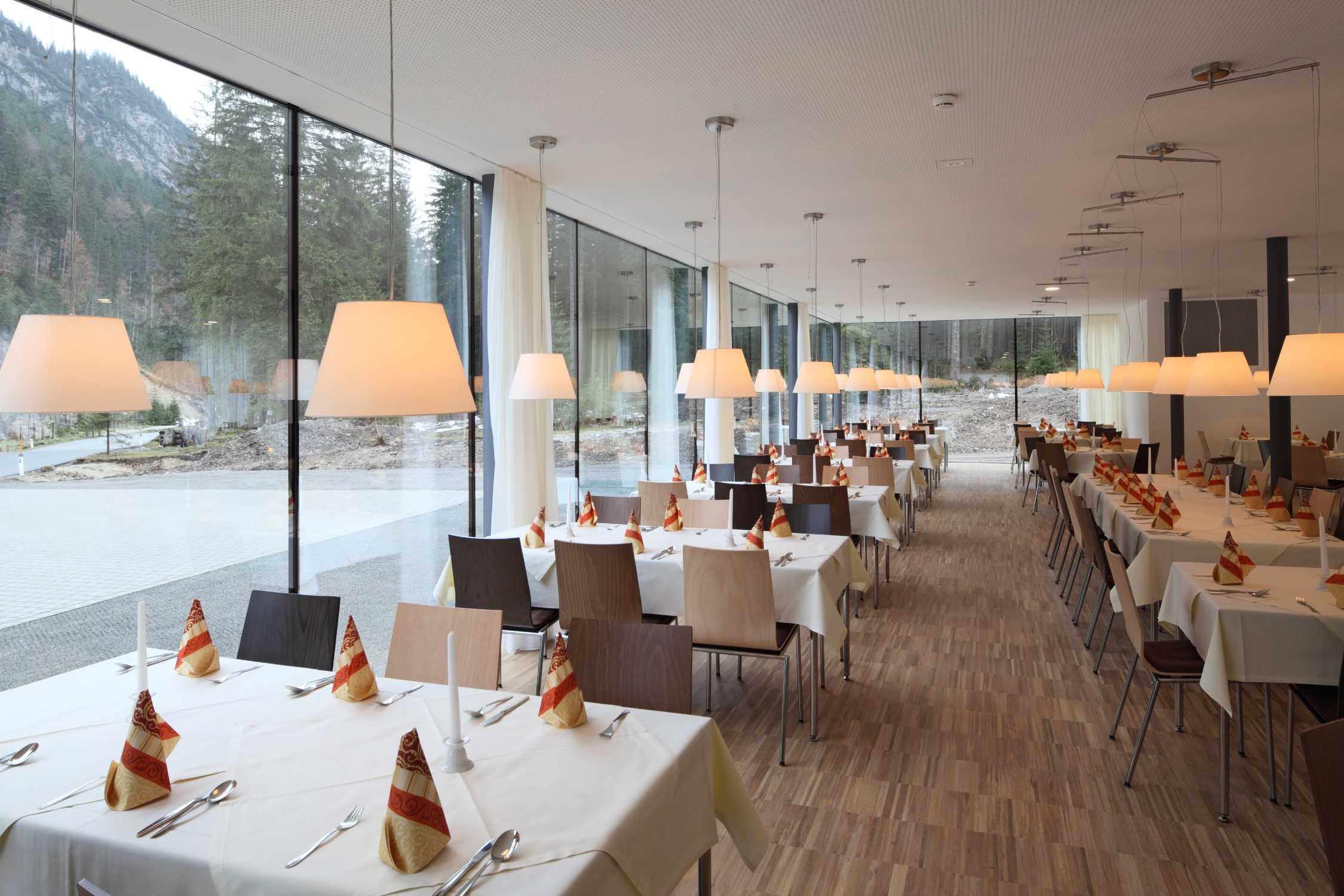 BMW Group, Alpenhotel Ammerwald, Innenansicht, Restaurant für ...