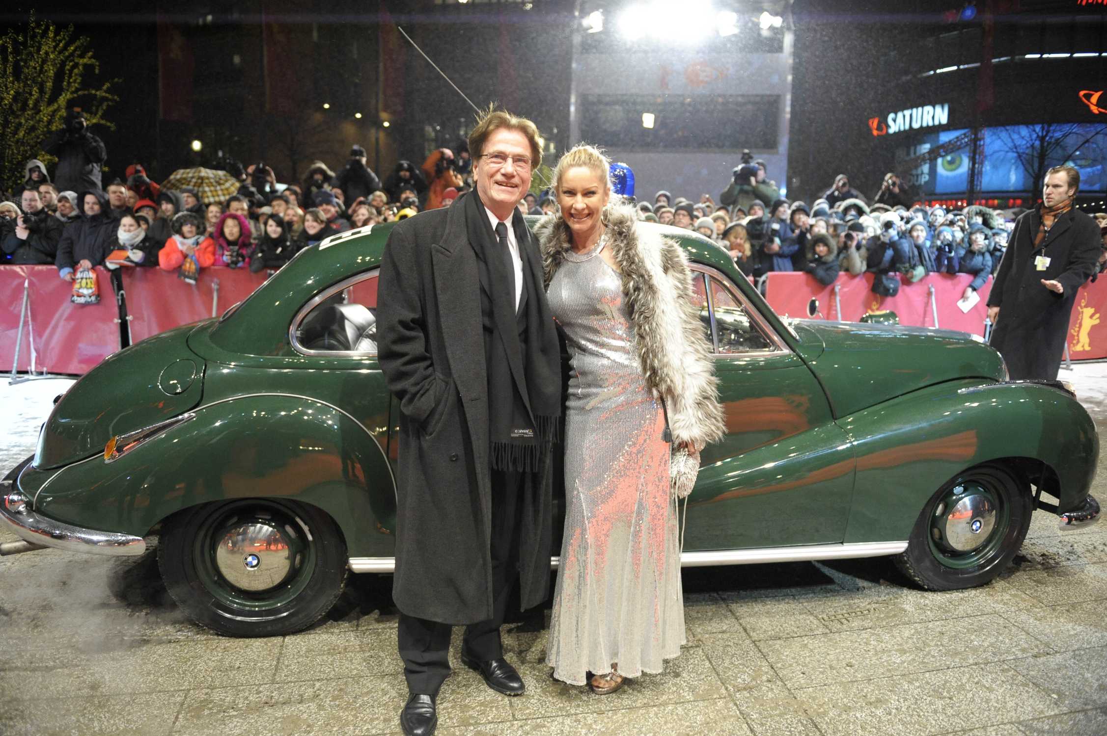 Jürgen Prochnow und Birgit Stein vor BMW Isar 12. 50er. 60. Berlinale ...
