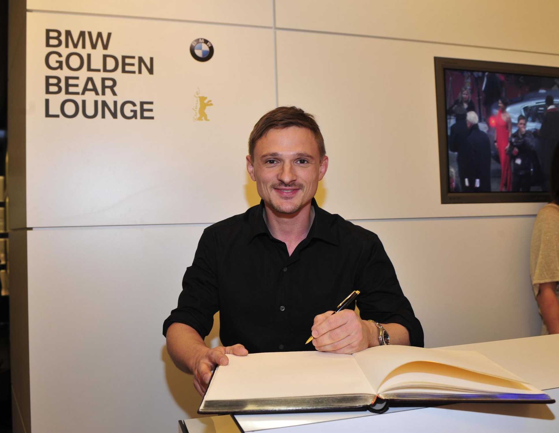 Florian Lucas traegt sich ins Gaestebuch ein Internationale ...