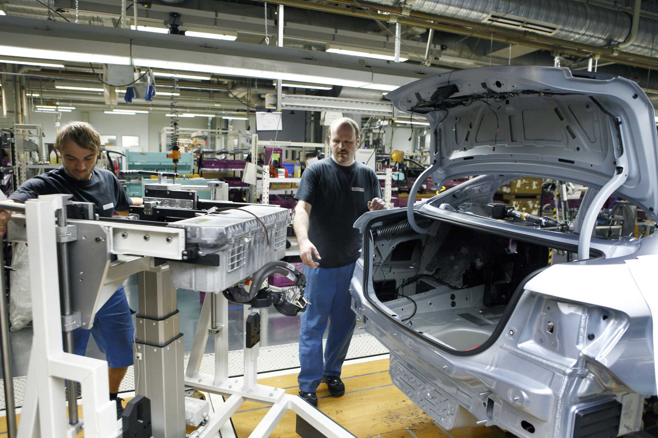 BMW Werk Dingolfing, Werk 2.1, Verbau Hochvoltspeicher (03/12)