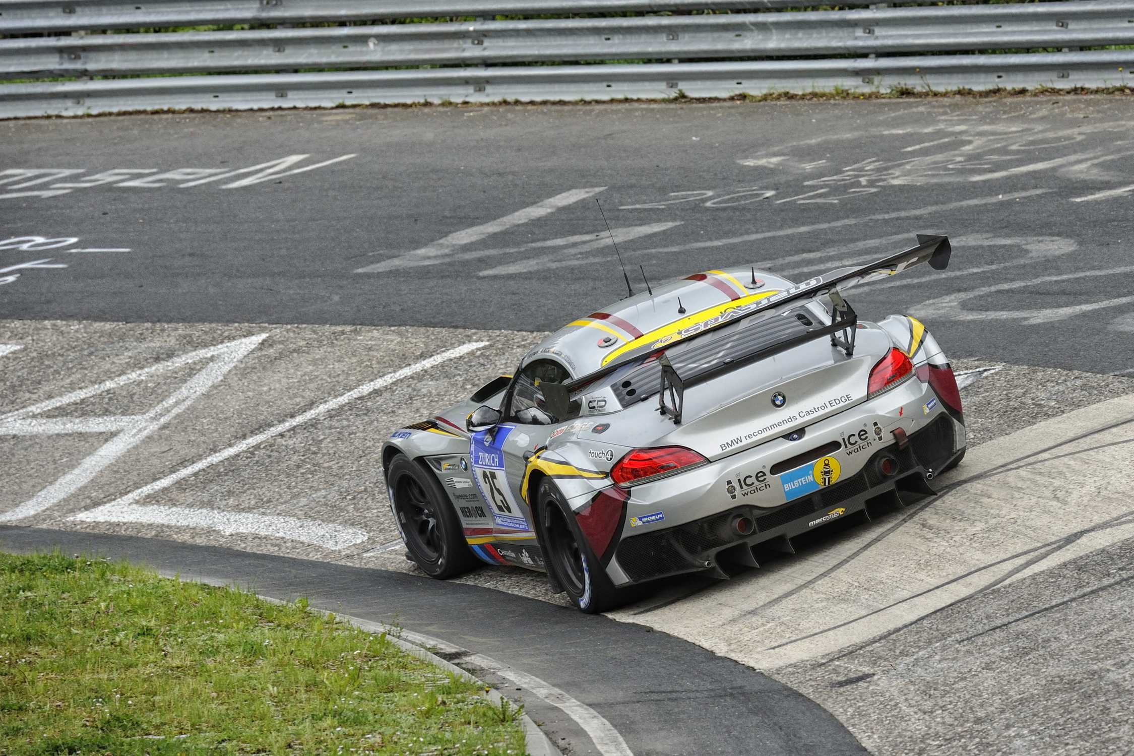 BMW Teams nach dem Top-40-Qualifying auf der Nordschleife mit allen BMW Z4 GT3 in Lauerstellung.