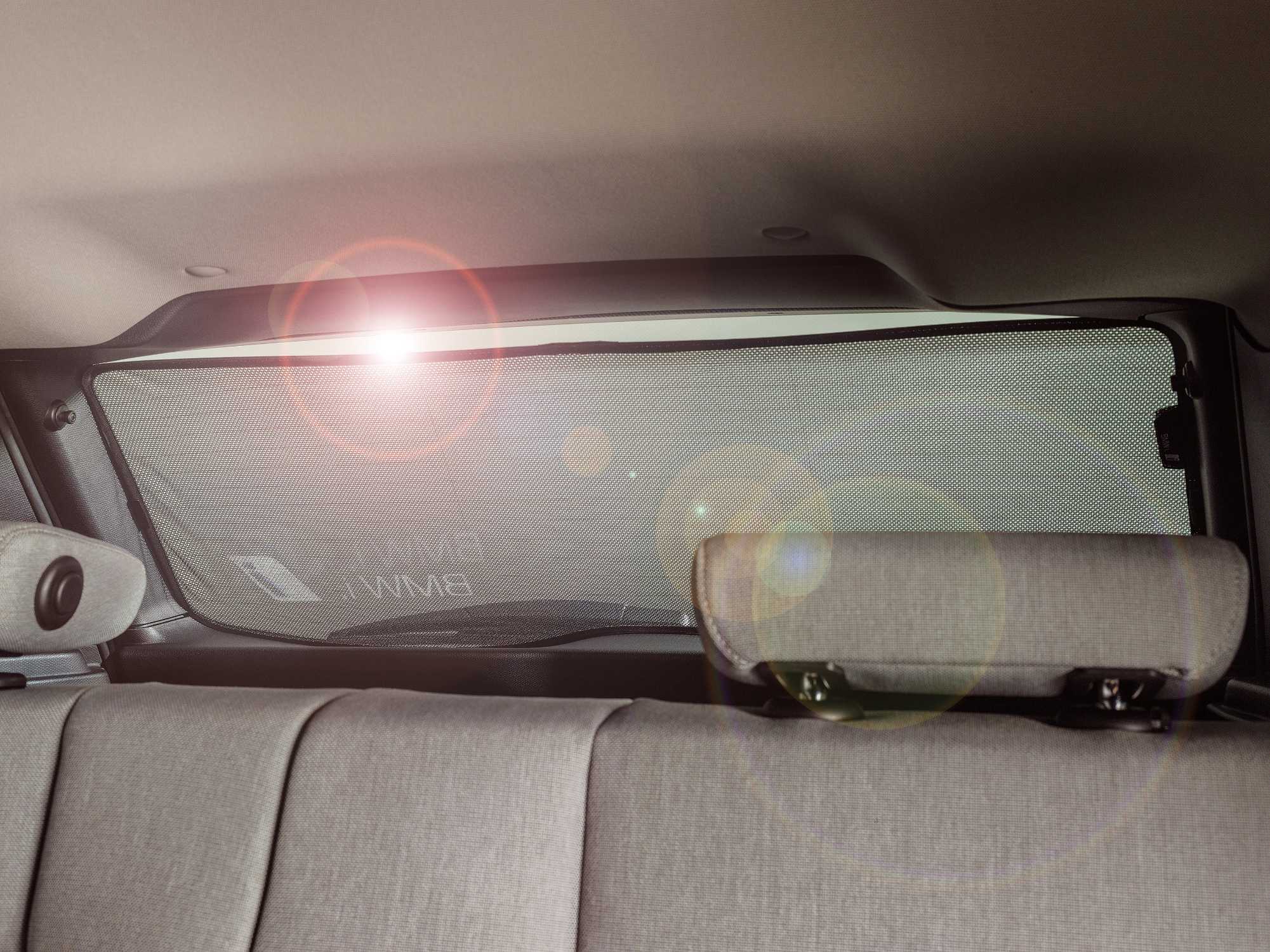 Original BMW i Accessories. BMW i sunblind (08/2014)