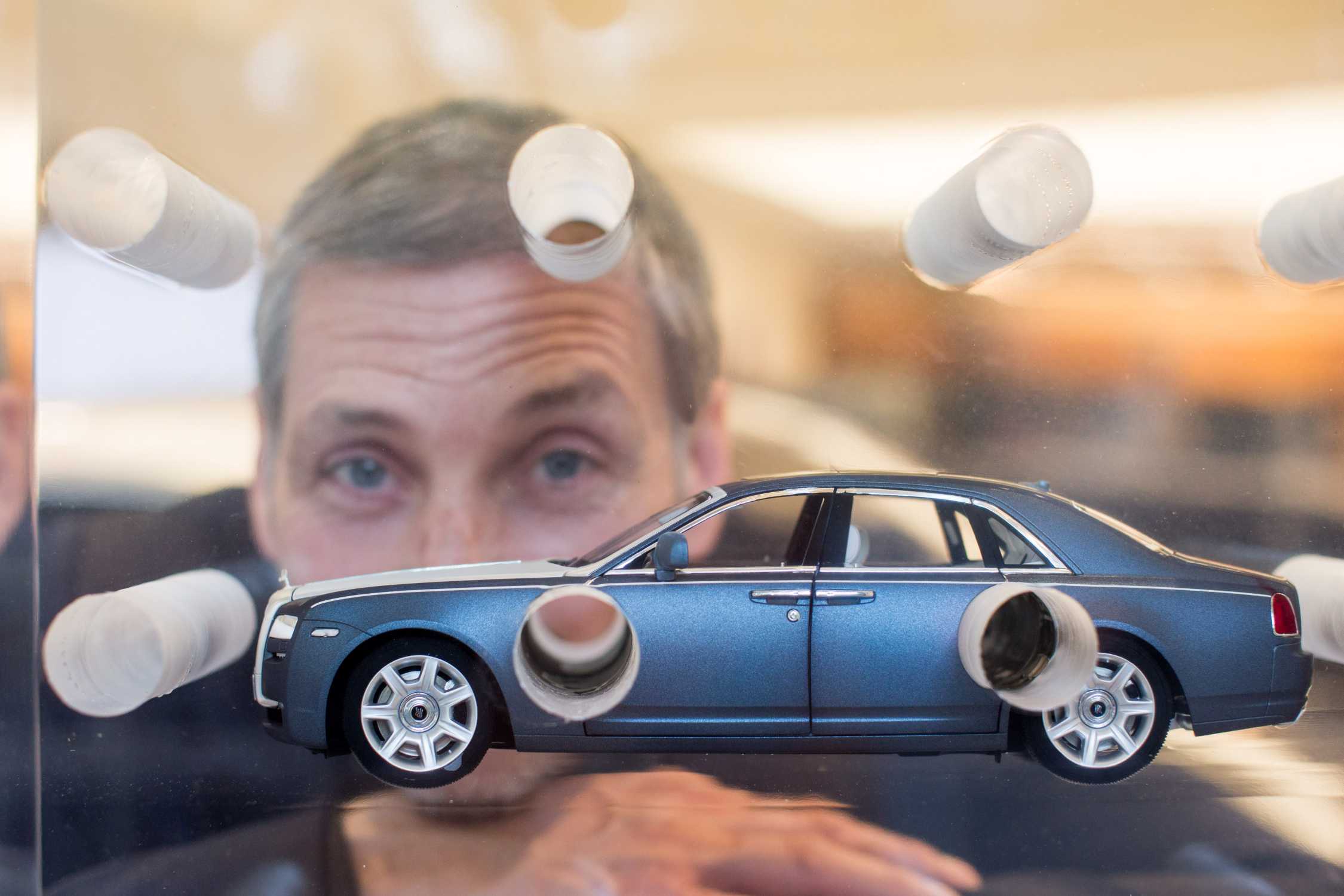 ZNÁMI UMELCI TRANSFORMOVALI ROLLS-ROYCE GHOST, ABY PODPORILI BOJ PROTI RAKOVINE.