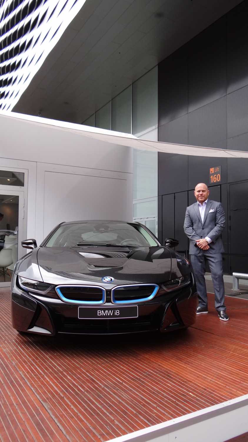 Marc Spiegel, Direktor der Art Basel, am VIP Shuttle Stand neben einem ...