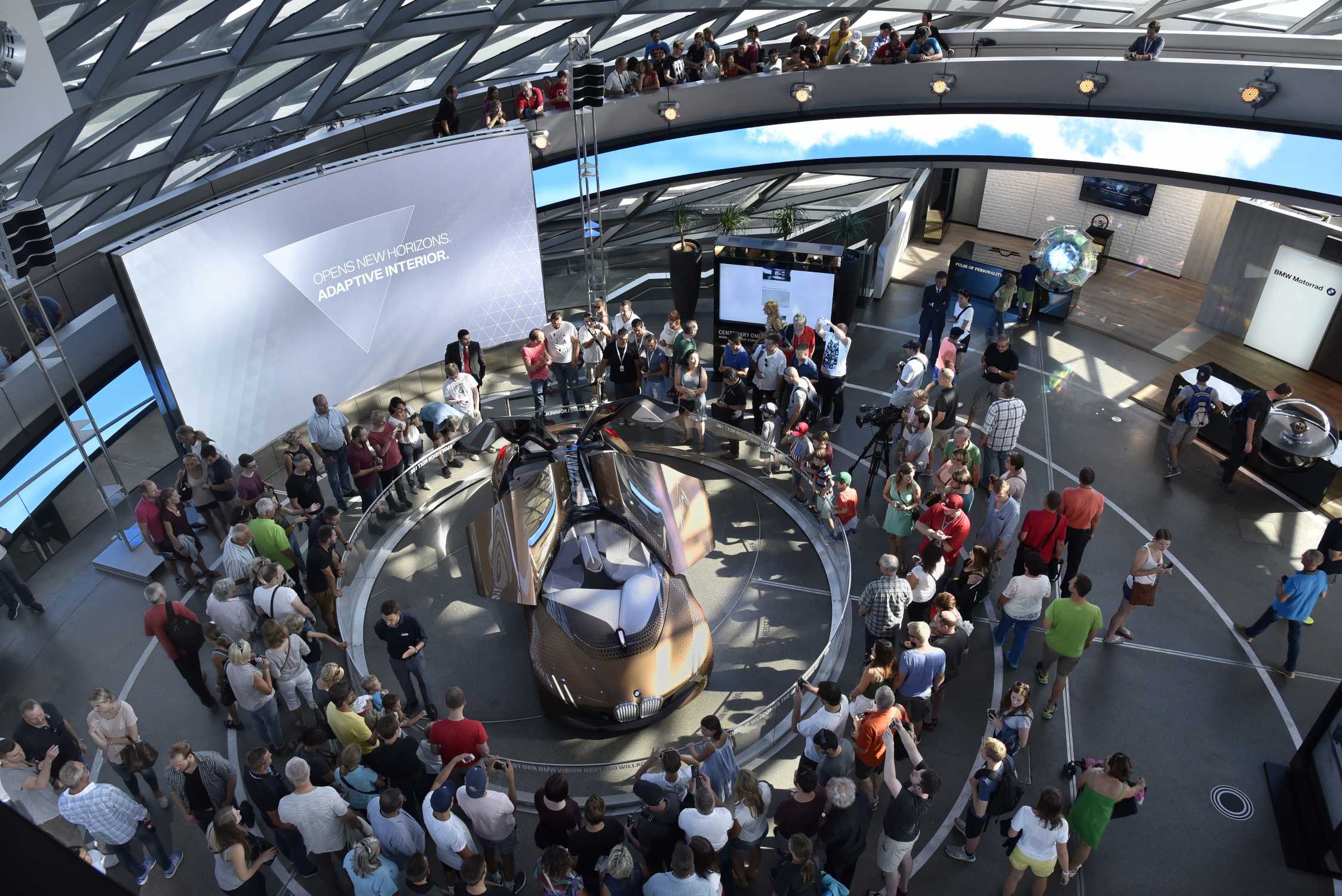 Das Visionsfahrzeug BMW VISION NEXT 100 und vier interaktive ...