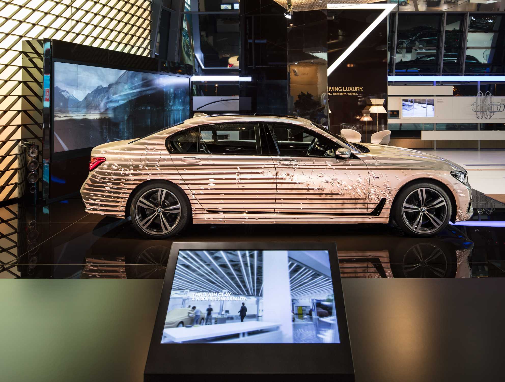 BMW Projection Mapping. Installation in der BMW Welt. (01/2017)