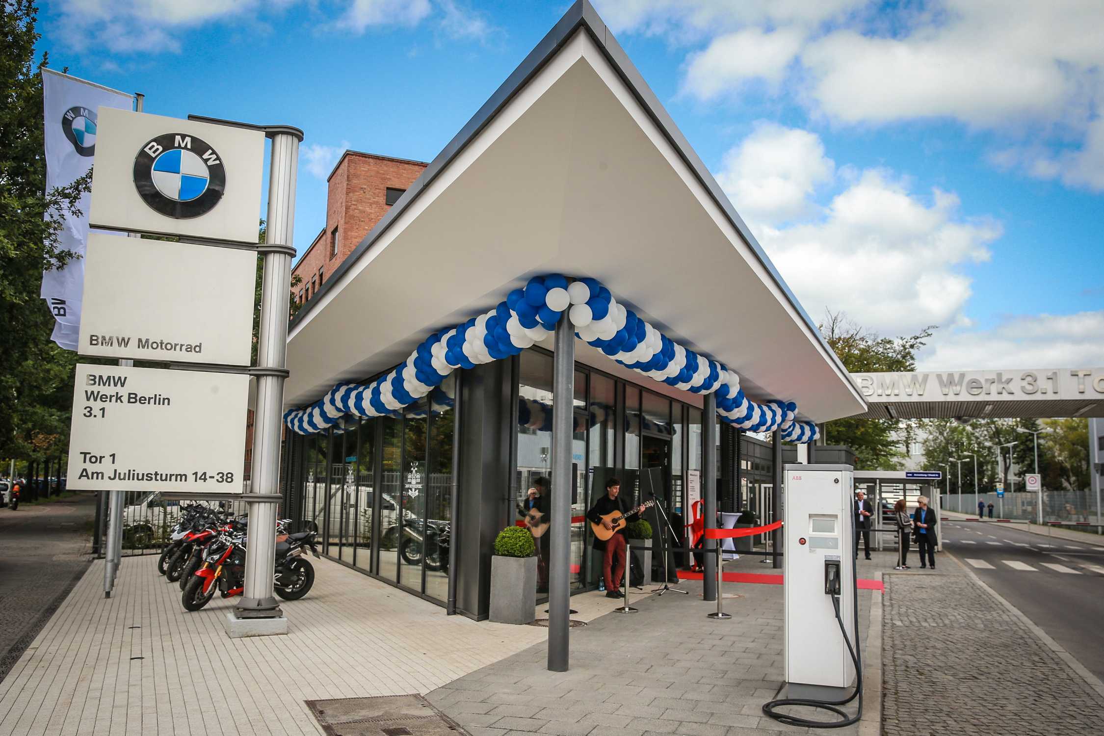 Spandau Mit Frischem Entree Neuer Lifestyle Und Motorradshop Des BMW