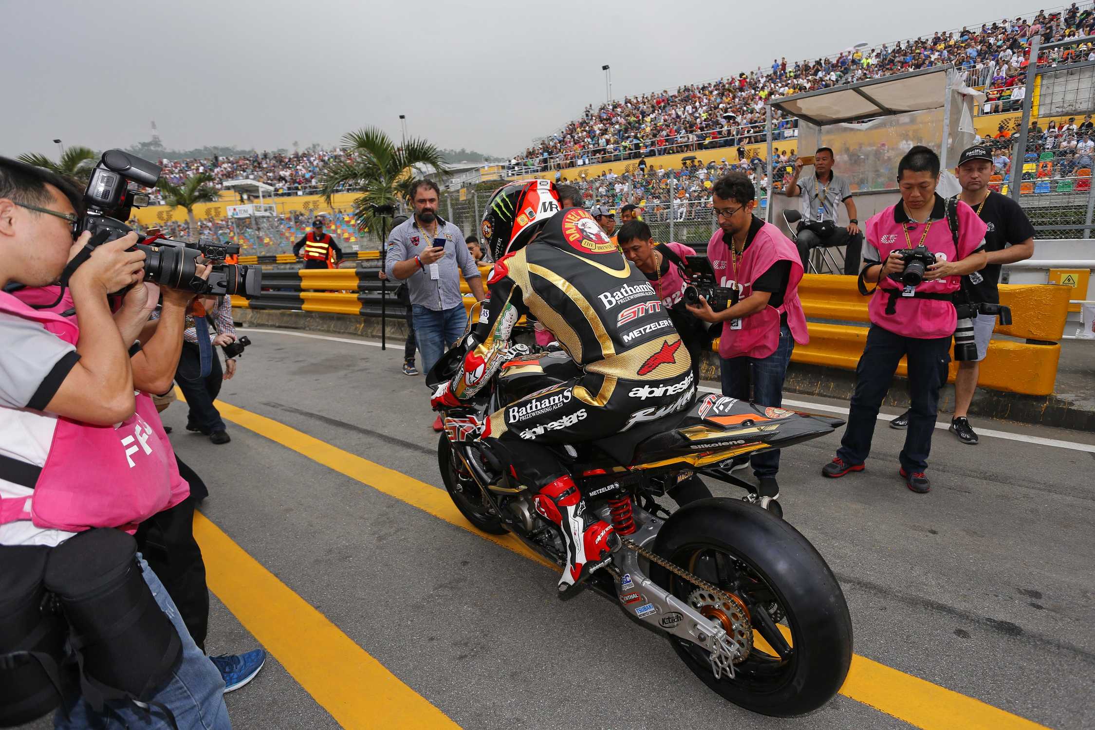 Macau (RC) - Macau Motorcycle Grand Prix - 18th November 2017. Team BMW ...