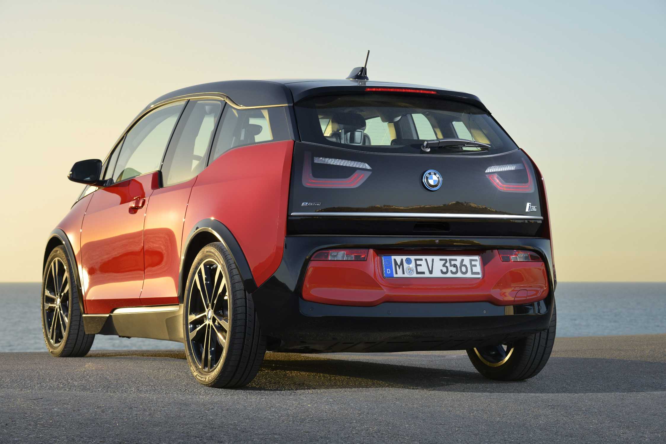 The First-Ever BMW i3s - On Location. (12/2017)