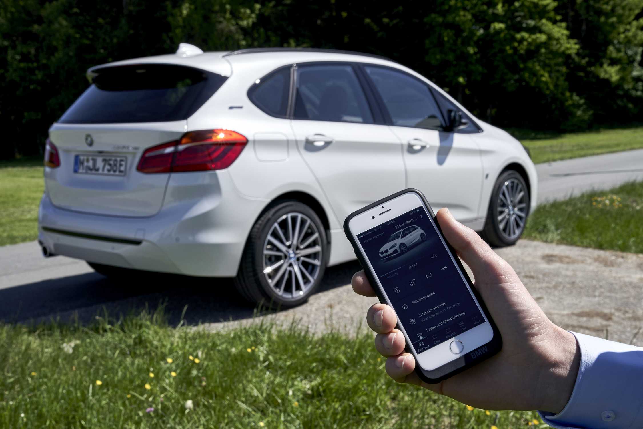 BMW 225xe Active Tourer with free BMW Connected app (06/2018)