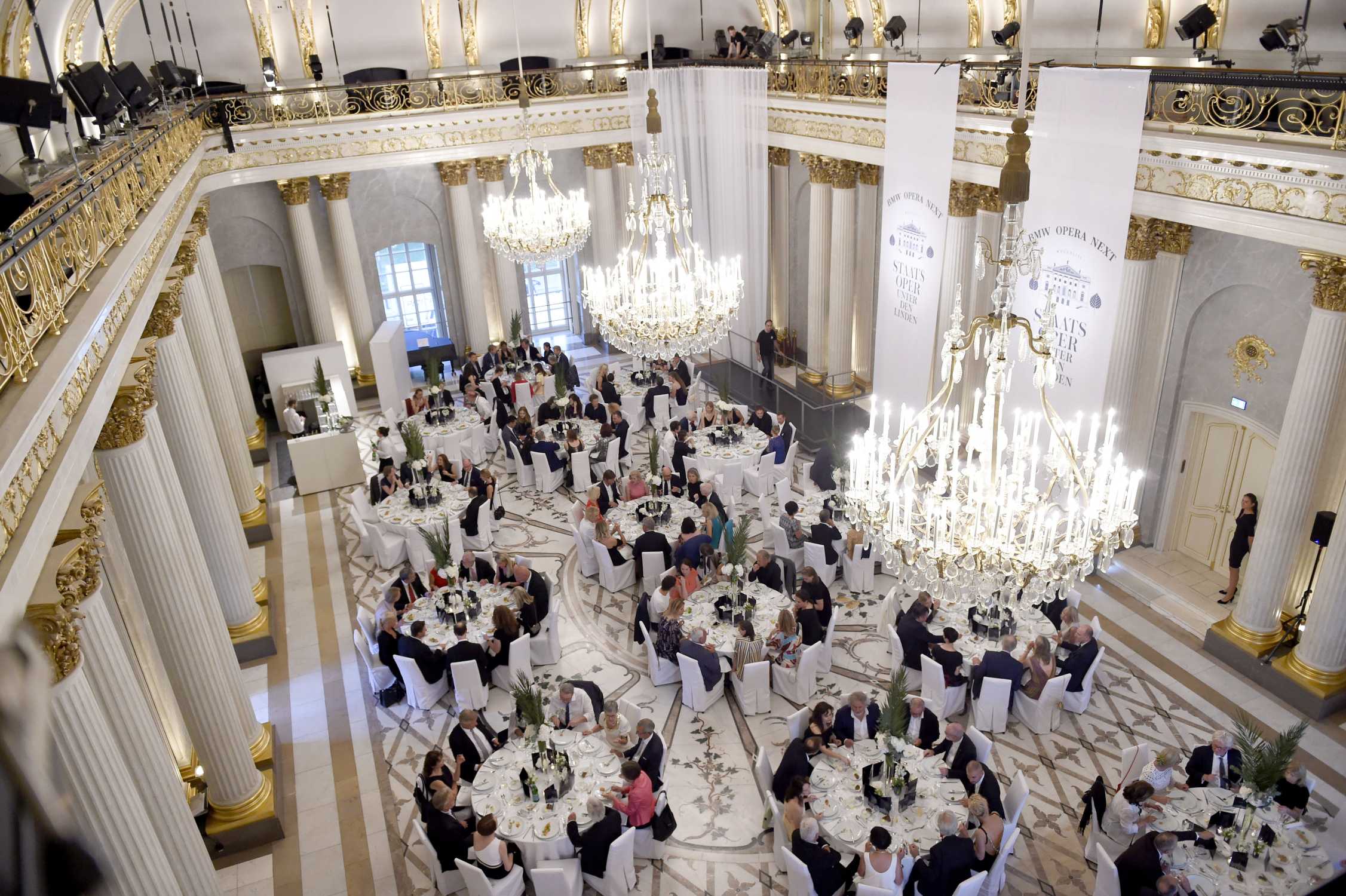 Zu Ehren der Künstler und im Rahmen von "Staatsoper für alle" luden die ...