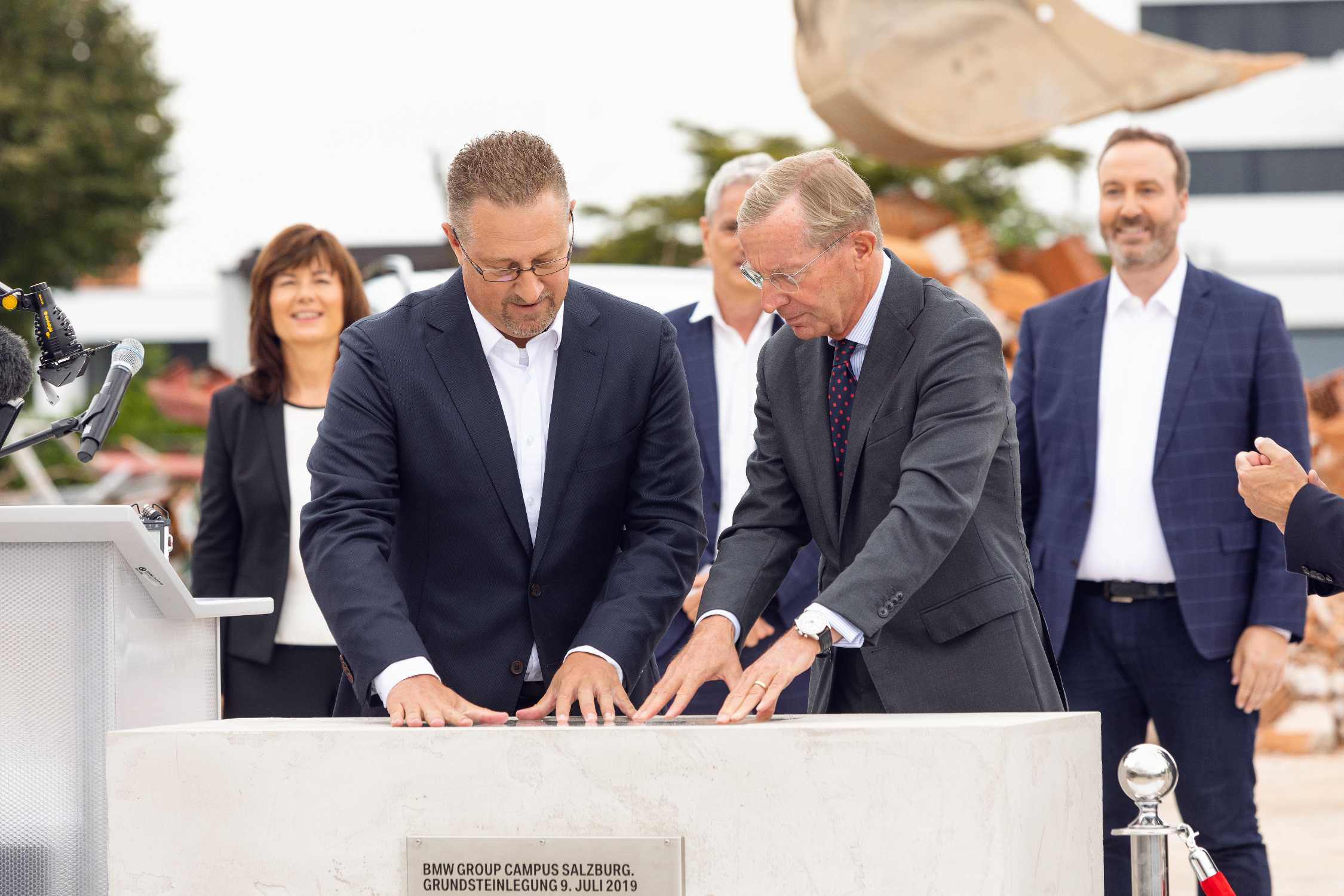 Um 13:30 Uhr versiegelten Landeshauptmann Dr. Haslauer und Neil ...