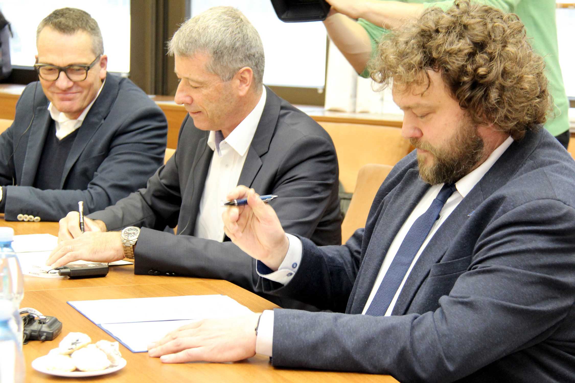 Signing the cooperation agreement between BMW Group (Roland Krause, FCO ...