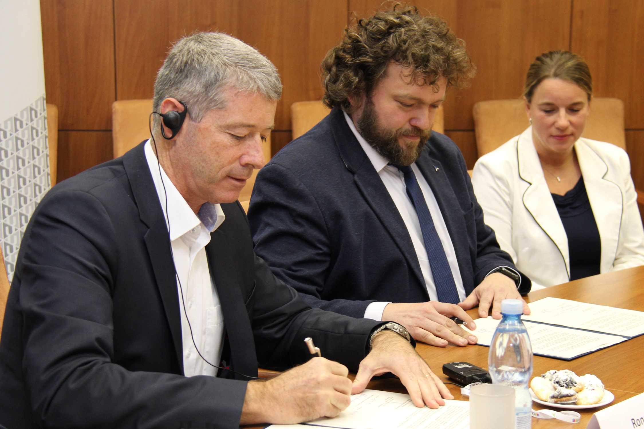 Signing the cooperation agreement between BMW Group (Roland Krause, FCO ...