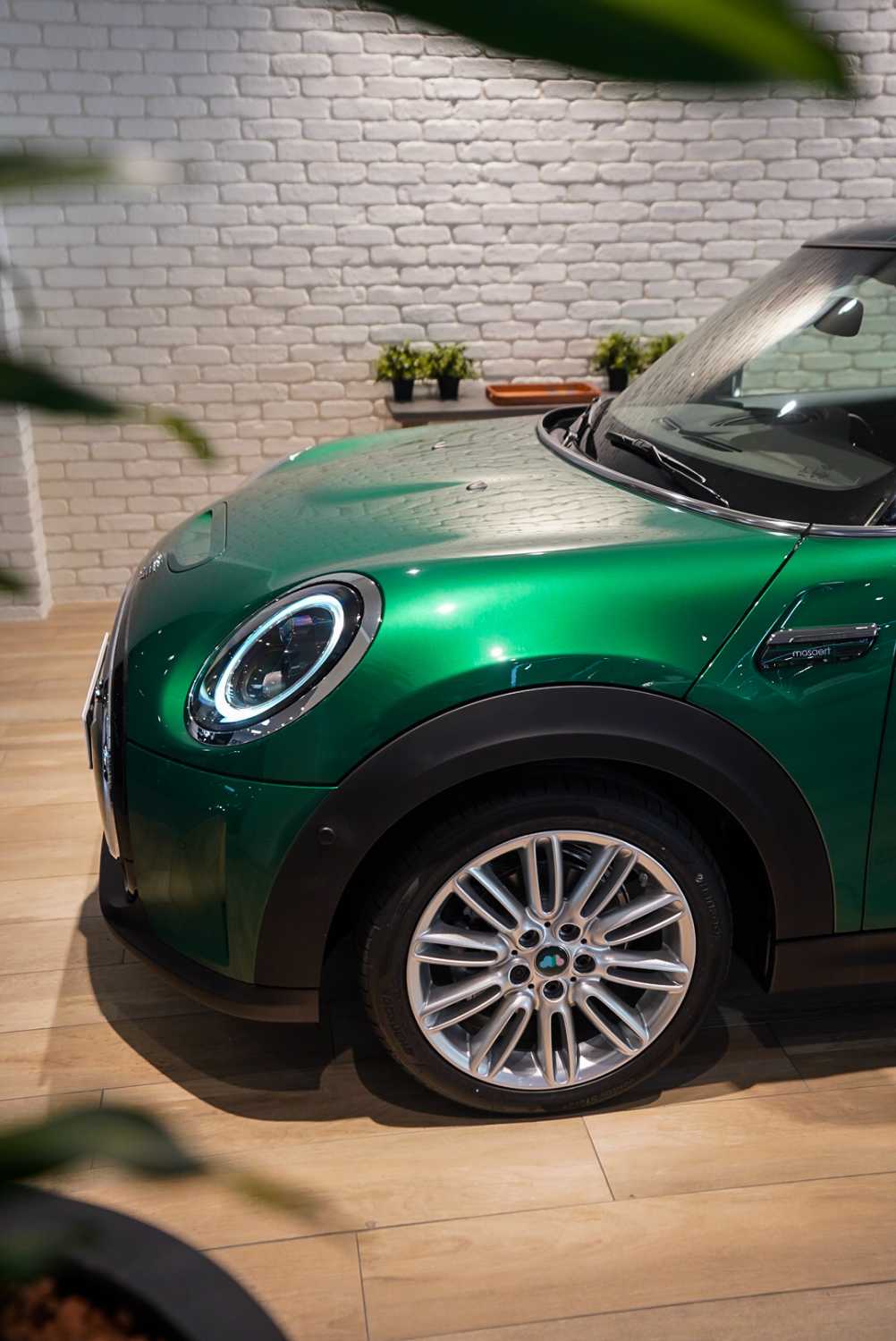 Présentation presse de la MINI Electric mosaert Edition on location ...