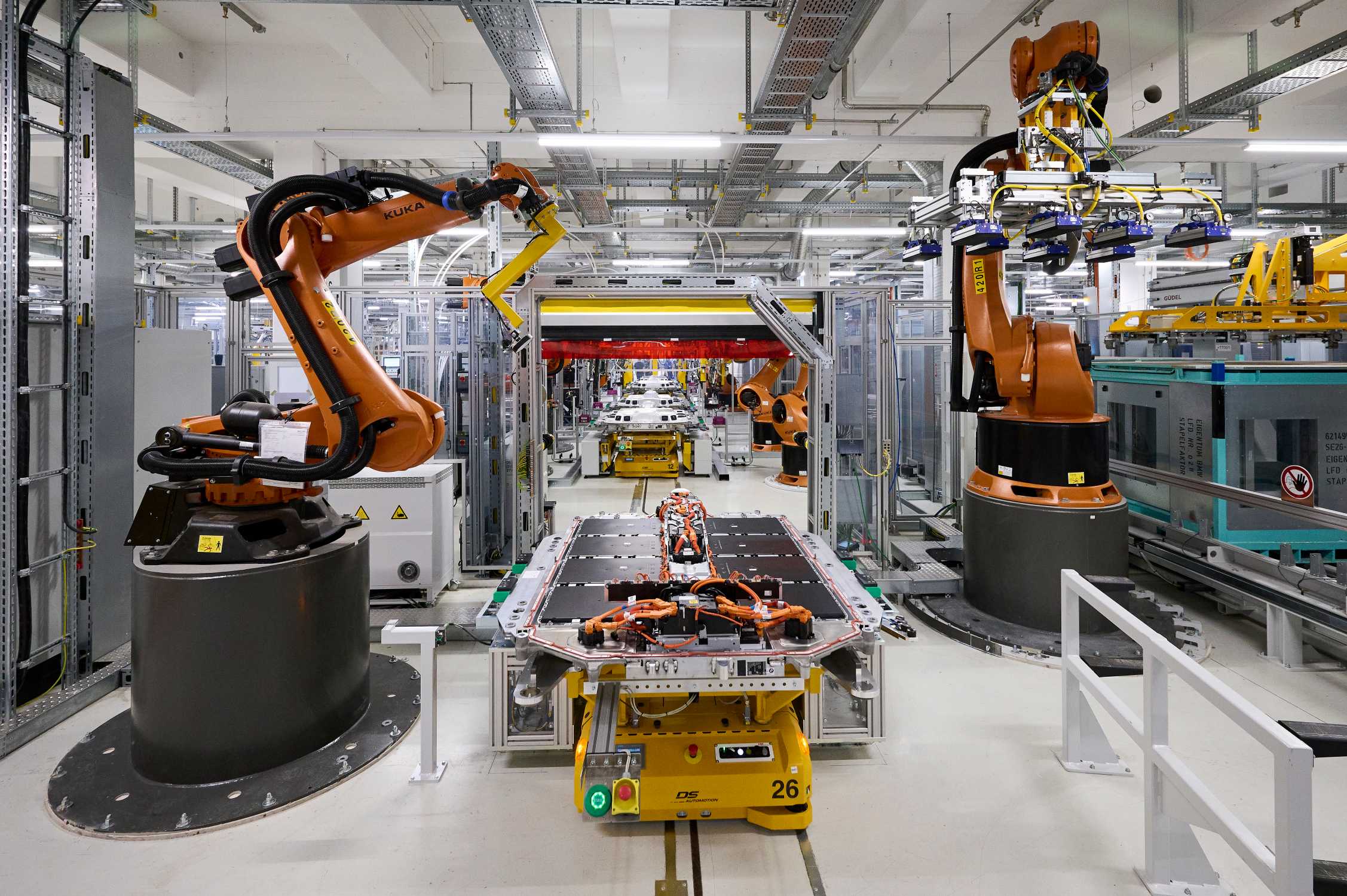 Produktion der Hochvoltbatterien für den BMW iX, BMW Group Werk ...
