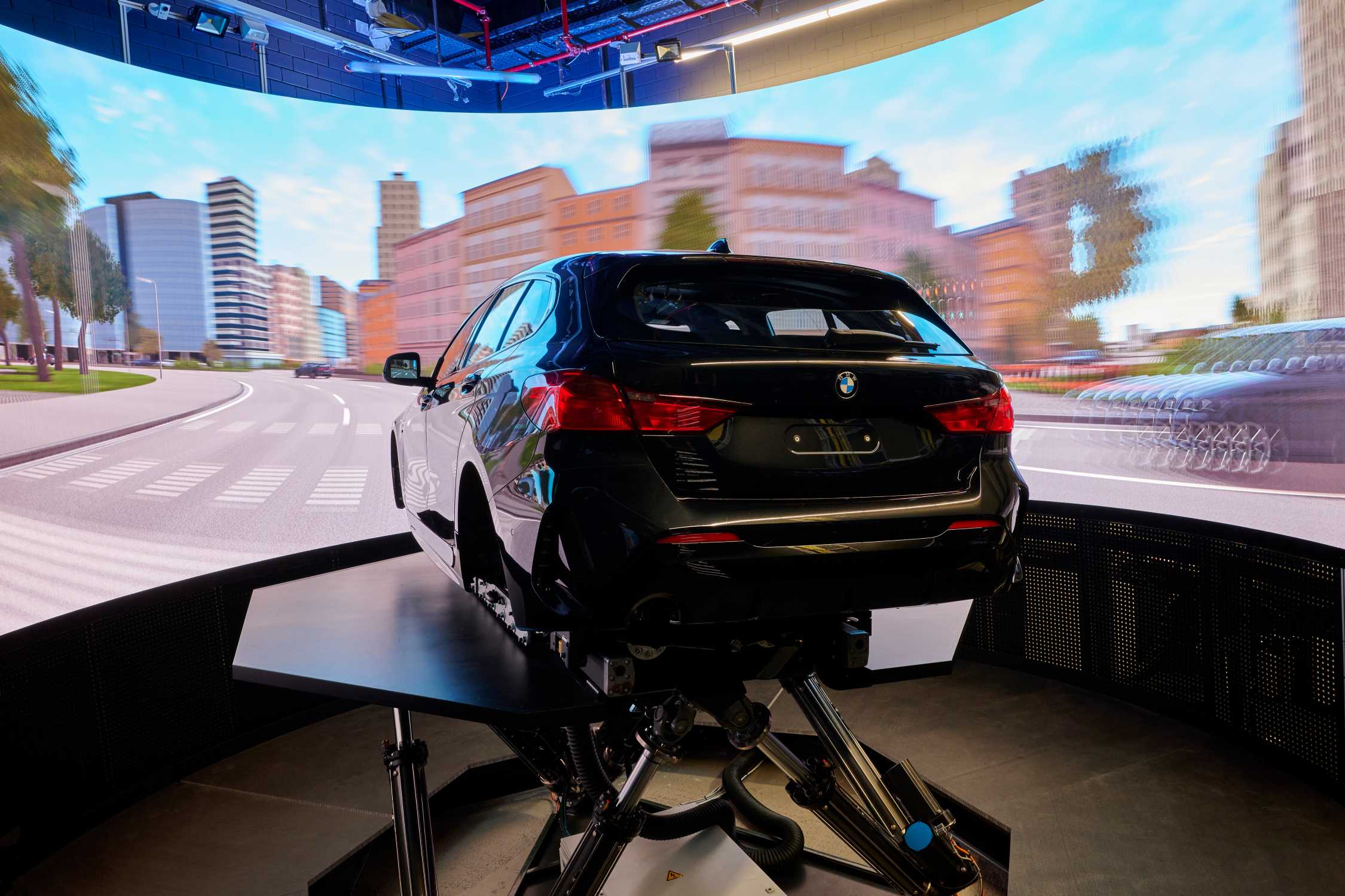 A test drive in the Vega Vector dynamic simulator in front of an LED ...