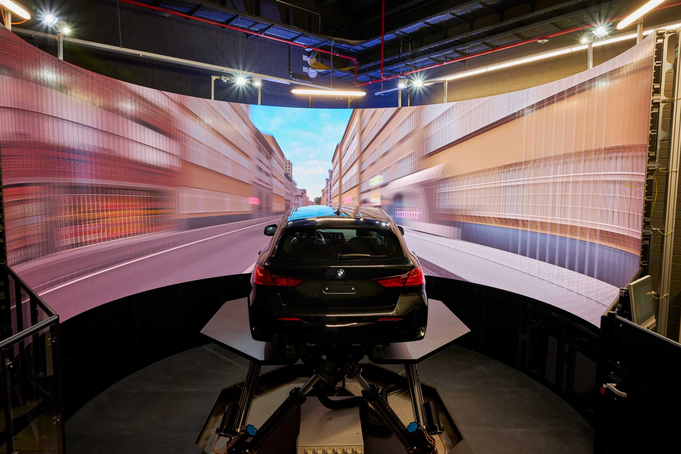 A test drive in the Vega Vector dynamic simulator in front of an LED ...