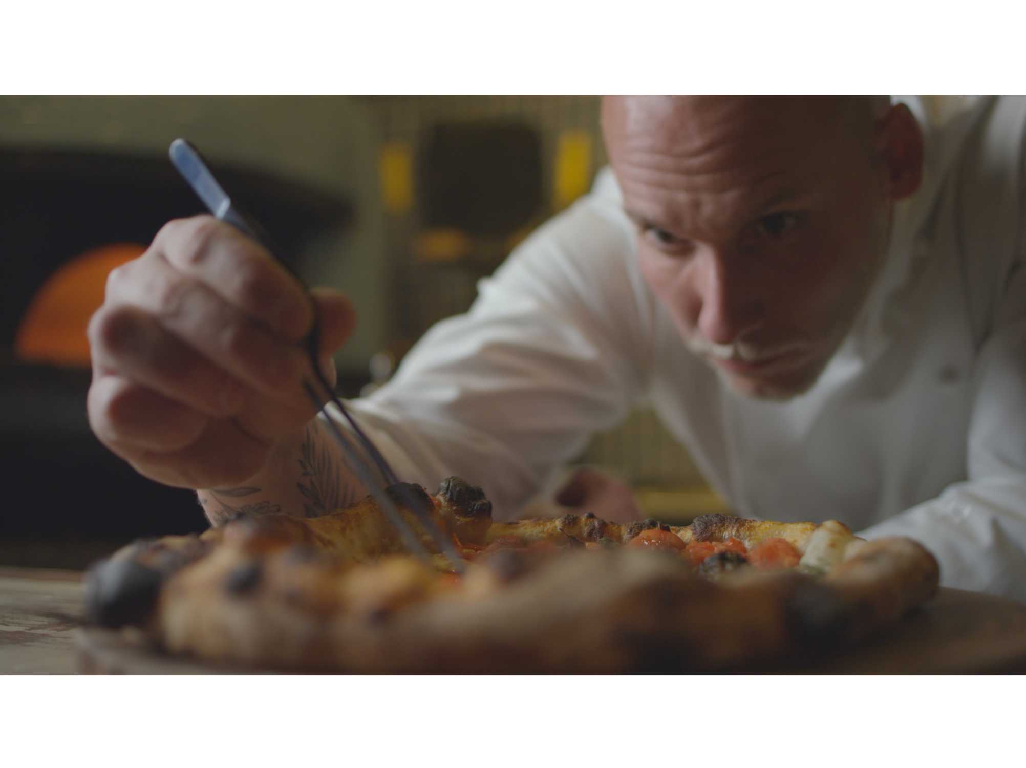 New ambassador creates Pizza bivolt, inspired by the BMW brand (08/2021)