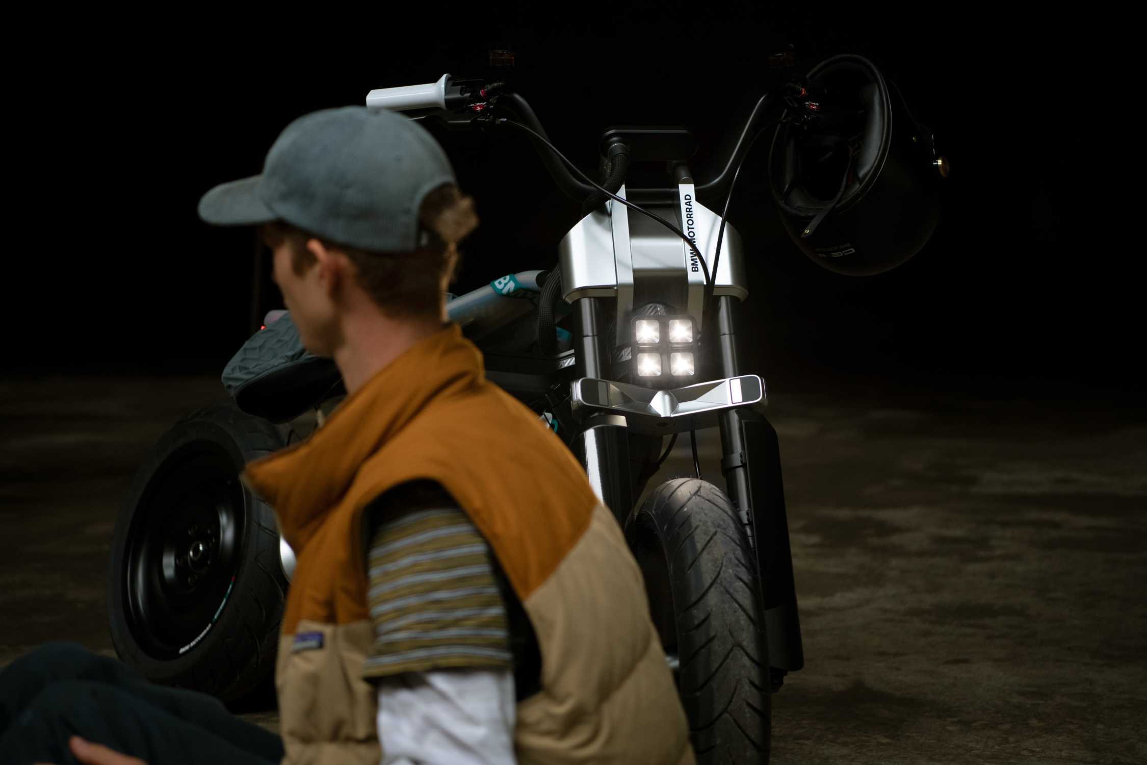 BMW Motorrad Concept CE 02. Alive artwork (09/2021).