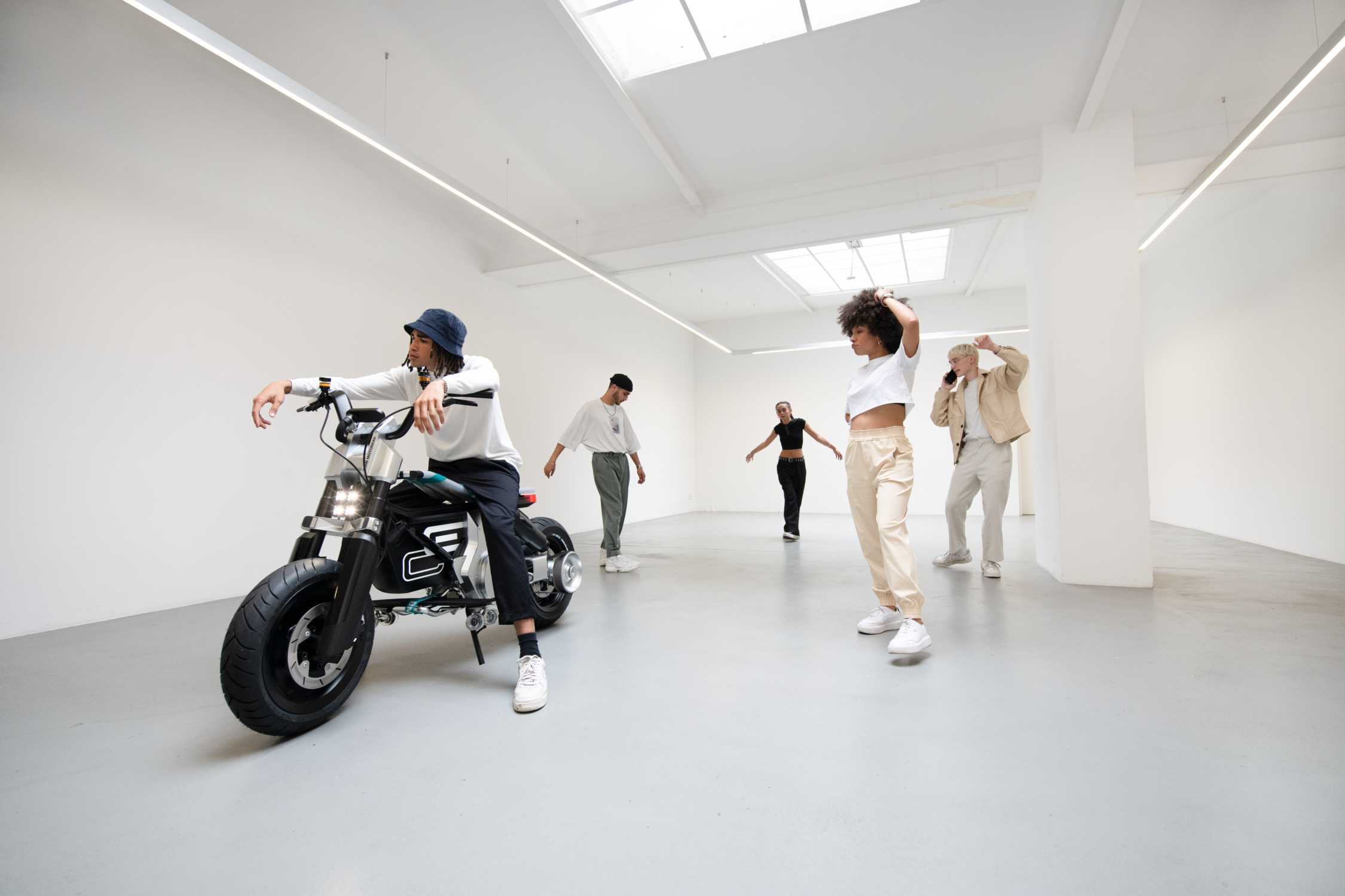 BMW Motorrad Concept CE 02. Alive artwork (09/2021).