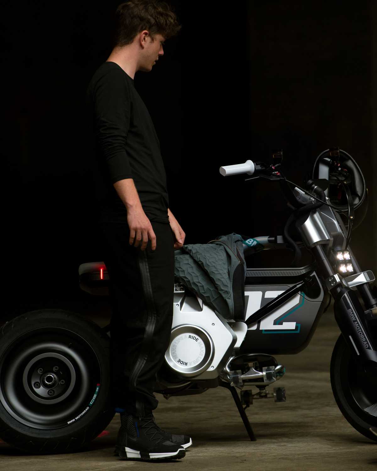 BMW Motorrad Concept CE 02. Alive artwork (09/2021).