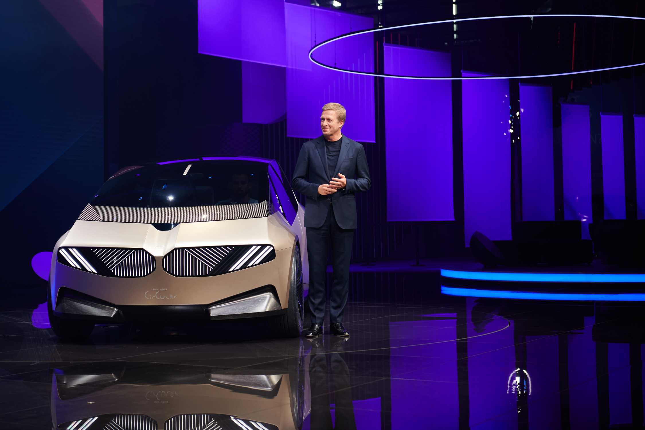BMW Group auf der IAA Mobility 2021, Oliver Zipse Vorsitzender des Vorstands der BMW AG mit BMW ...