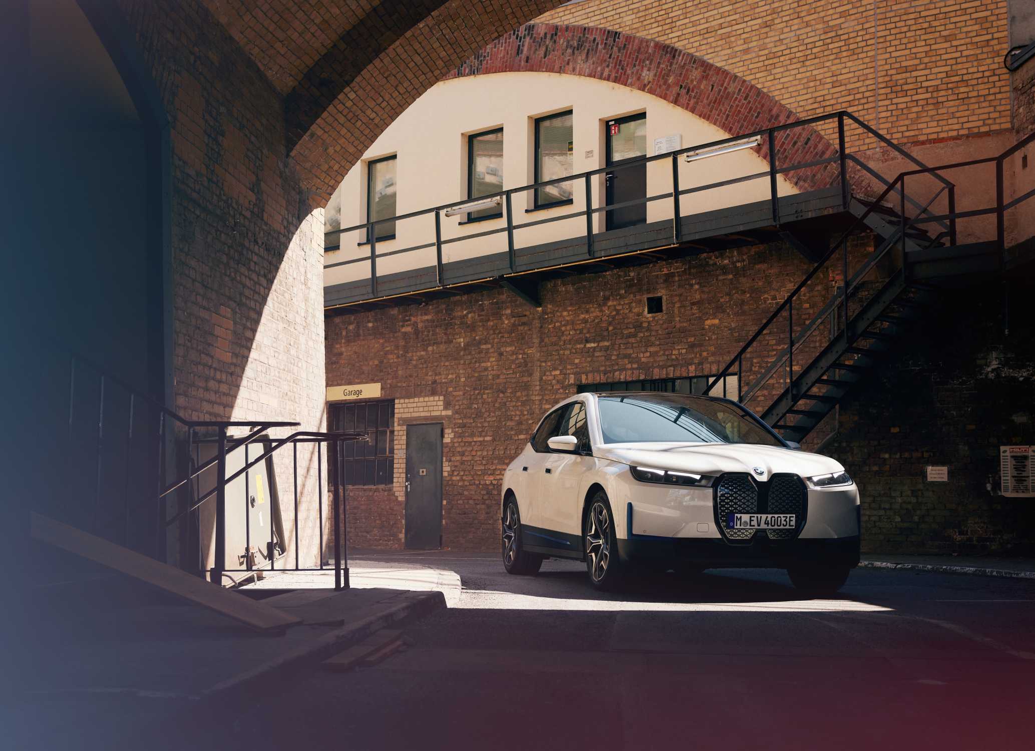 The BMW iX xDrive40 (09/2021).