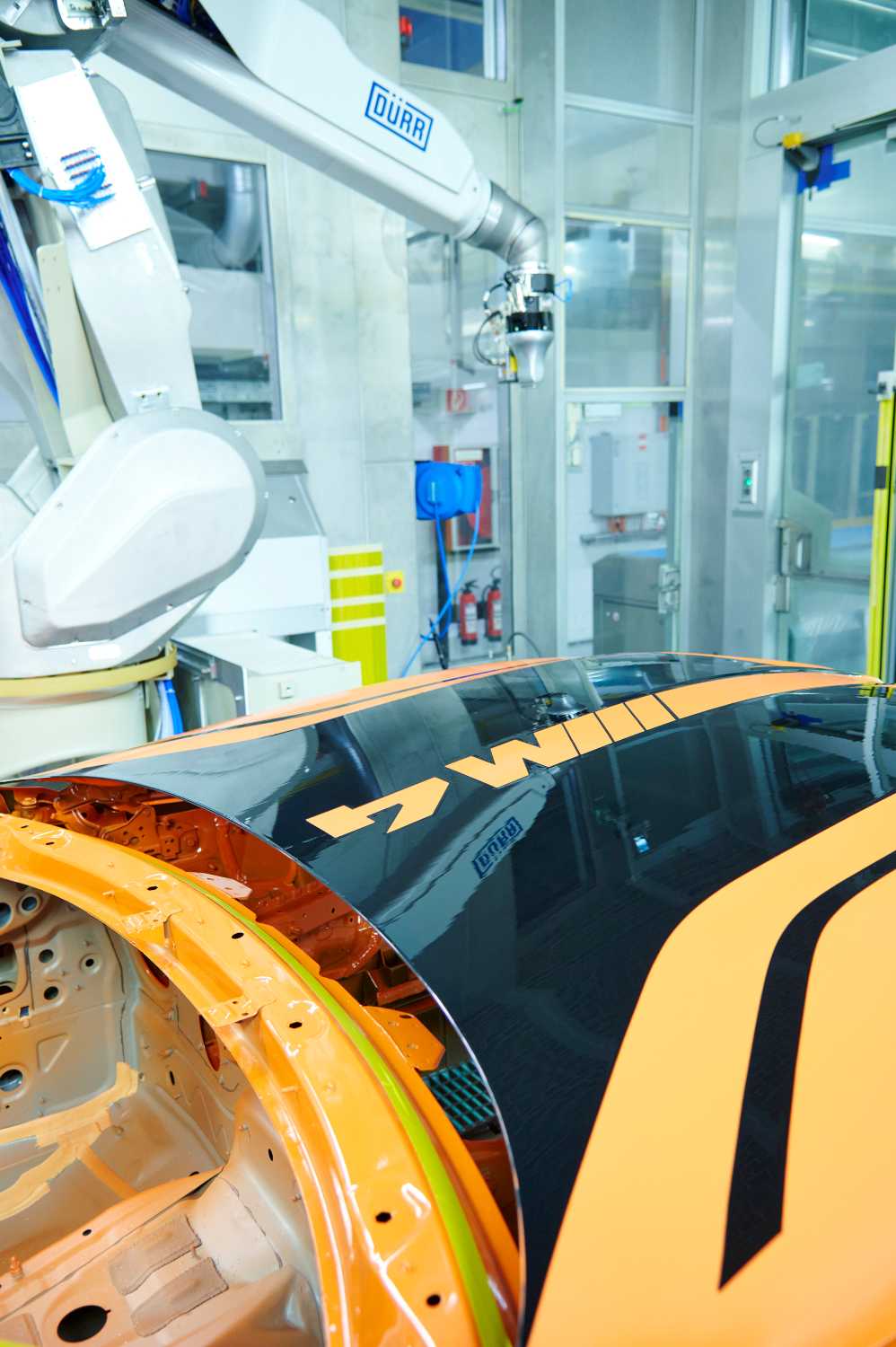 BMW Group Plant Dingolfing pilots new paint process. Overspray-free ...