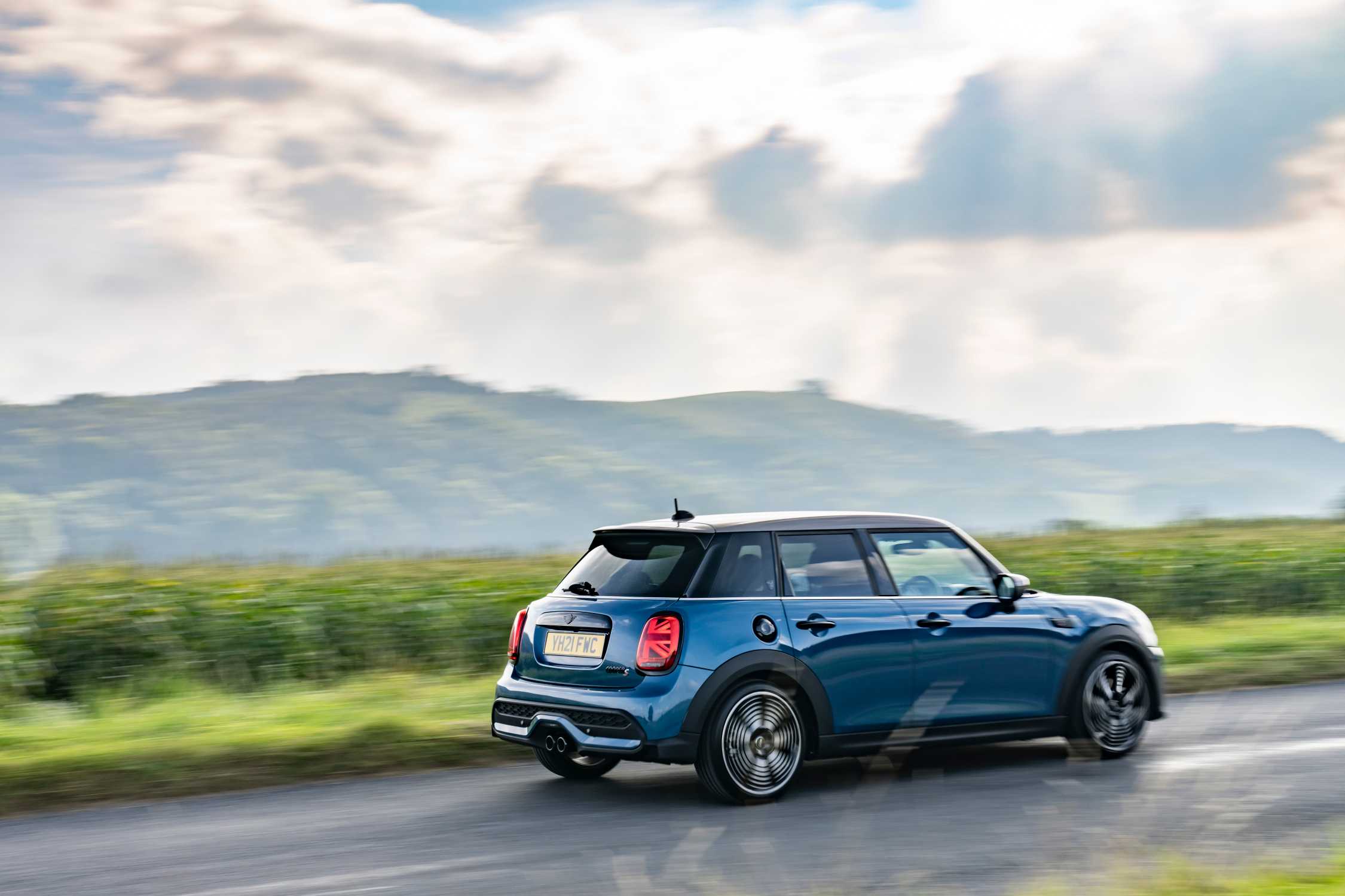 The MINI Cooper S 5-door (10/2021)