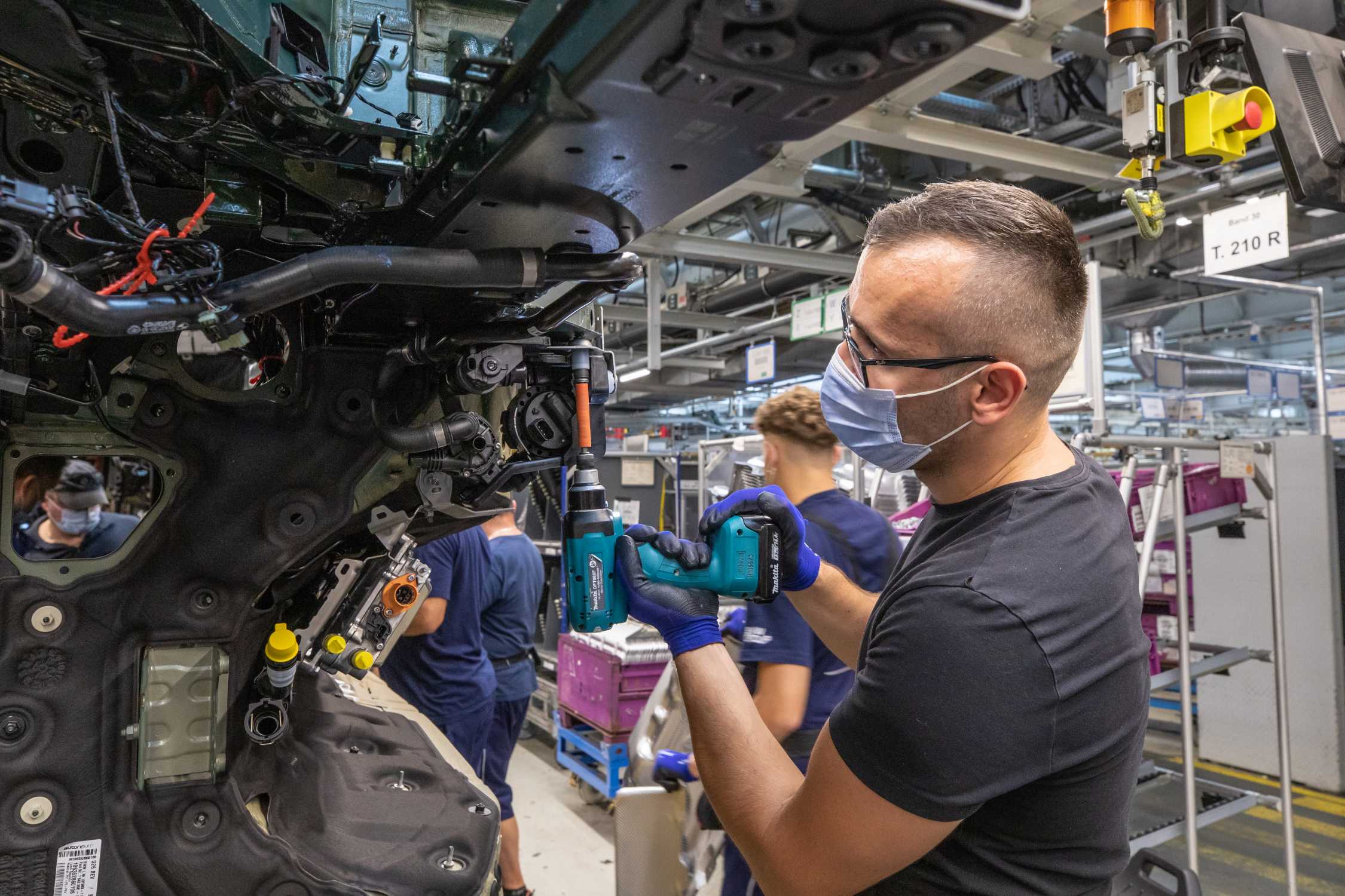 BMW Group Plant Munich - Employee in the swivel assembly BMW i4 (10/2021)