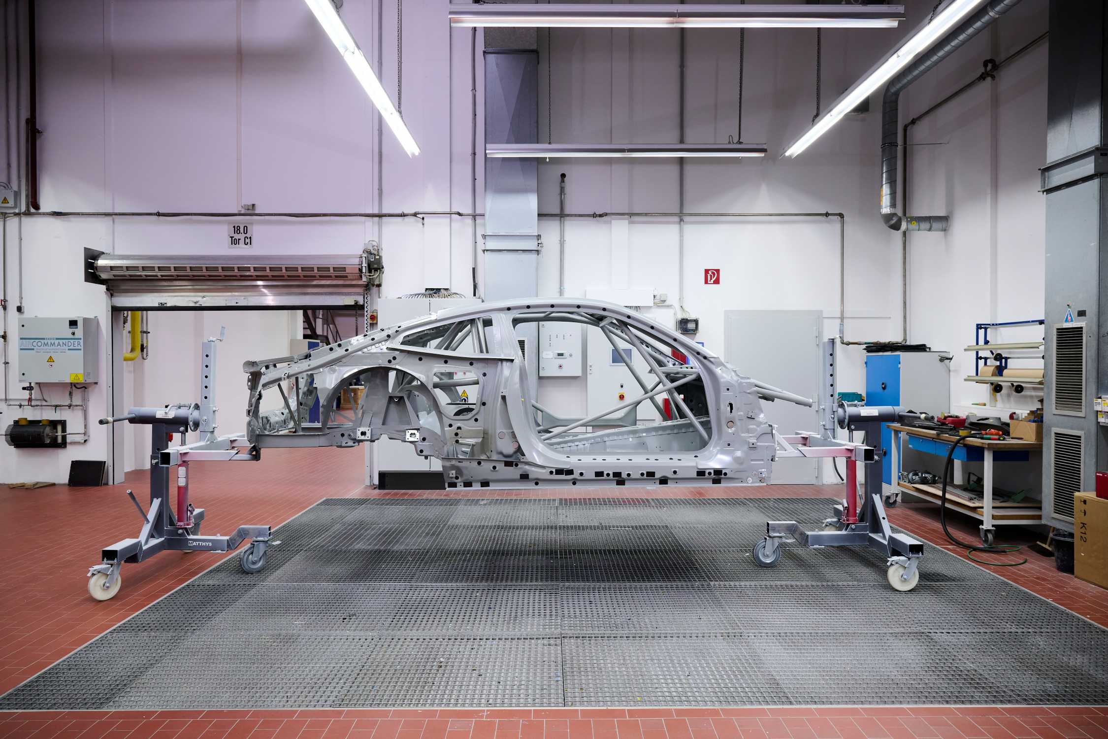 Garching (GER). BMW M Motorsport. Aufbau des neuen BMW M4 GT3.