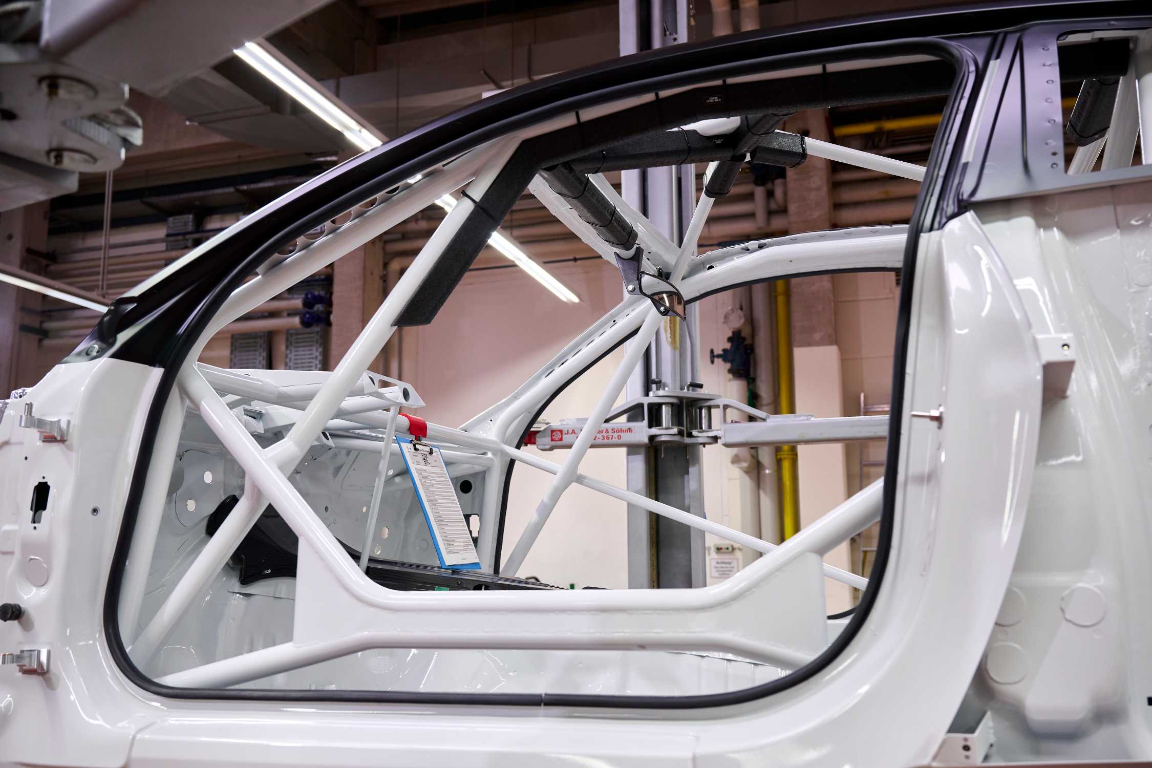 Garching (GER). BMW M Motorsport. Assembly of the new BMW M4 GT3.