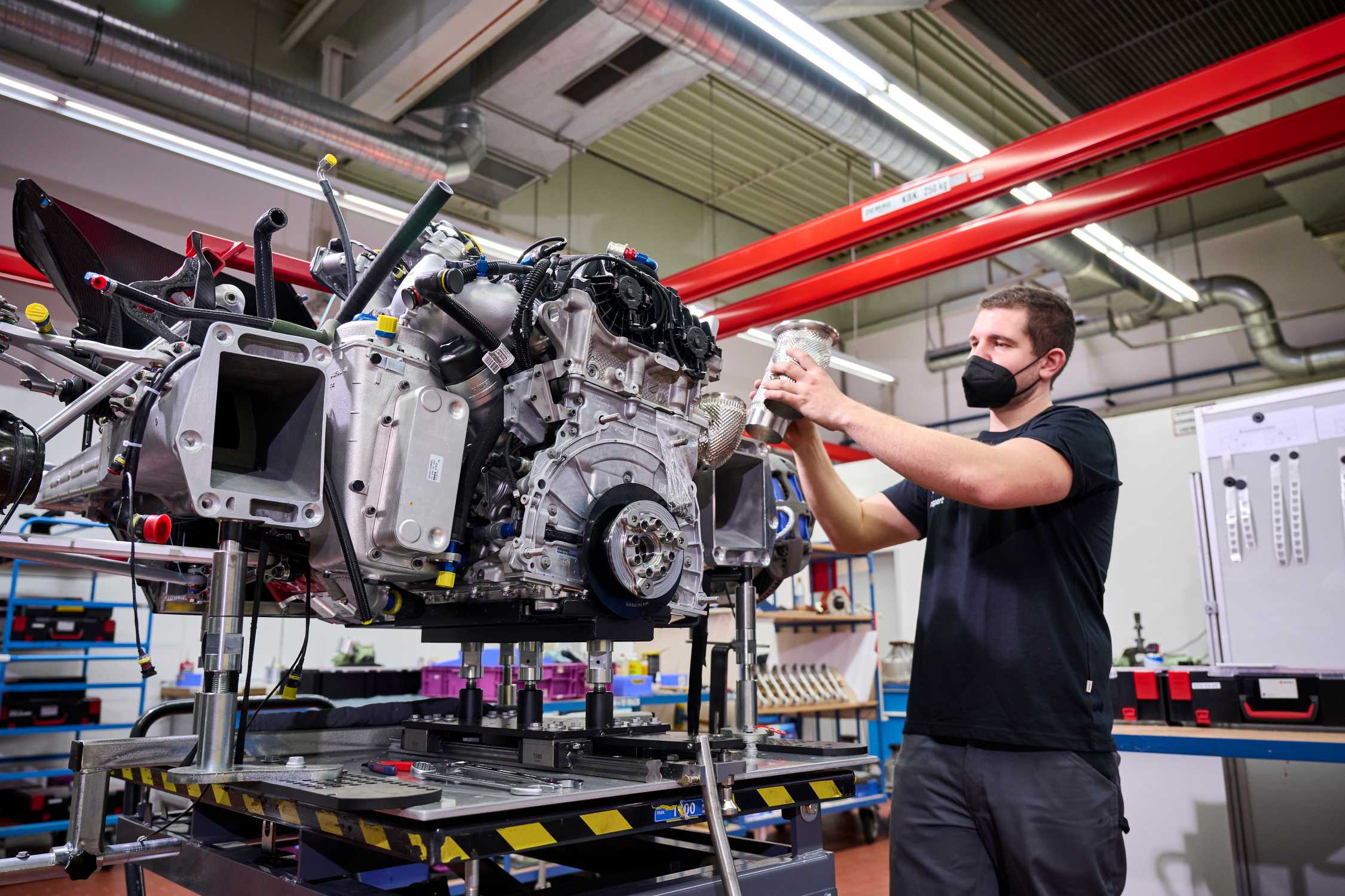 Garching (GER). BMW M Motorsport. Aufbau des neuen BMW M4 GT3.