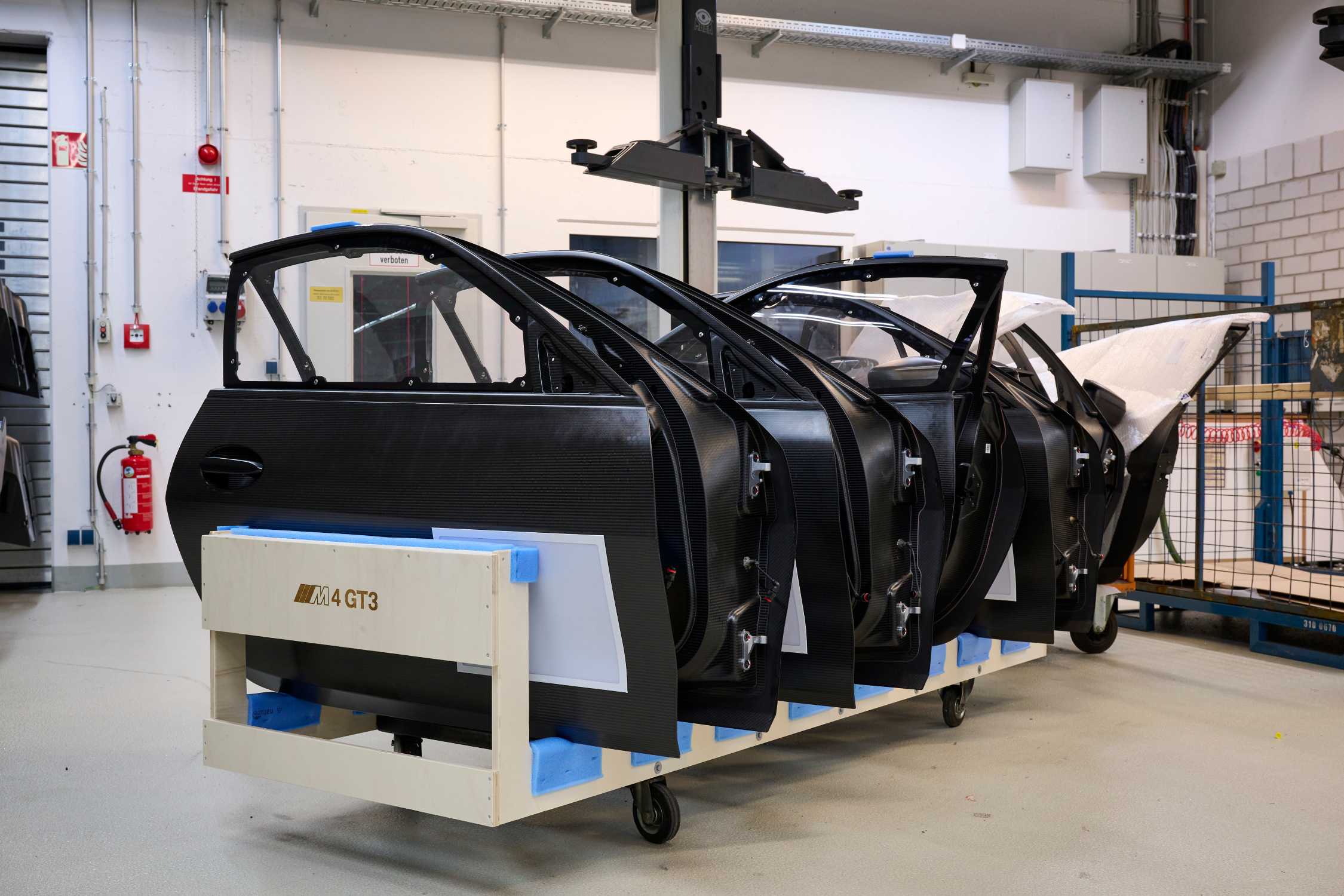 Garching (GER). BMW M Motorsport. Aufbau des neuen BMW M4 GT3.