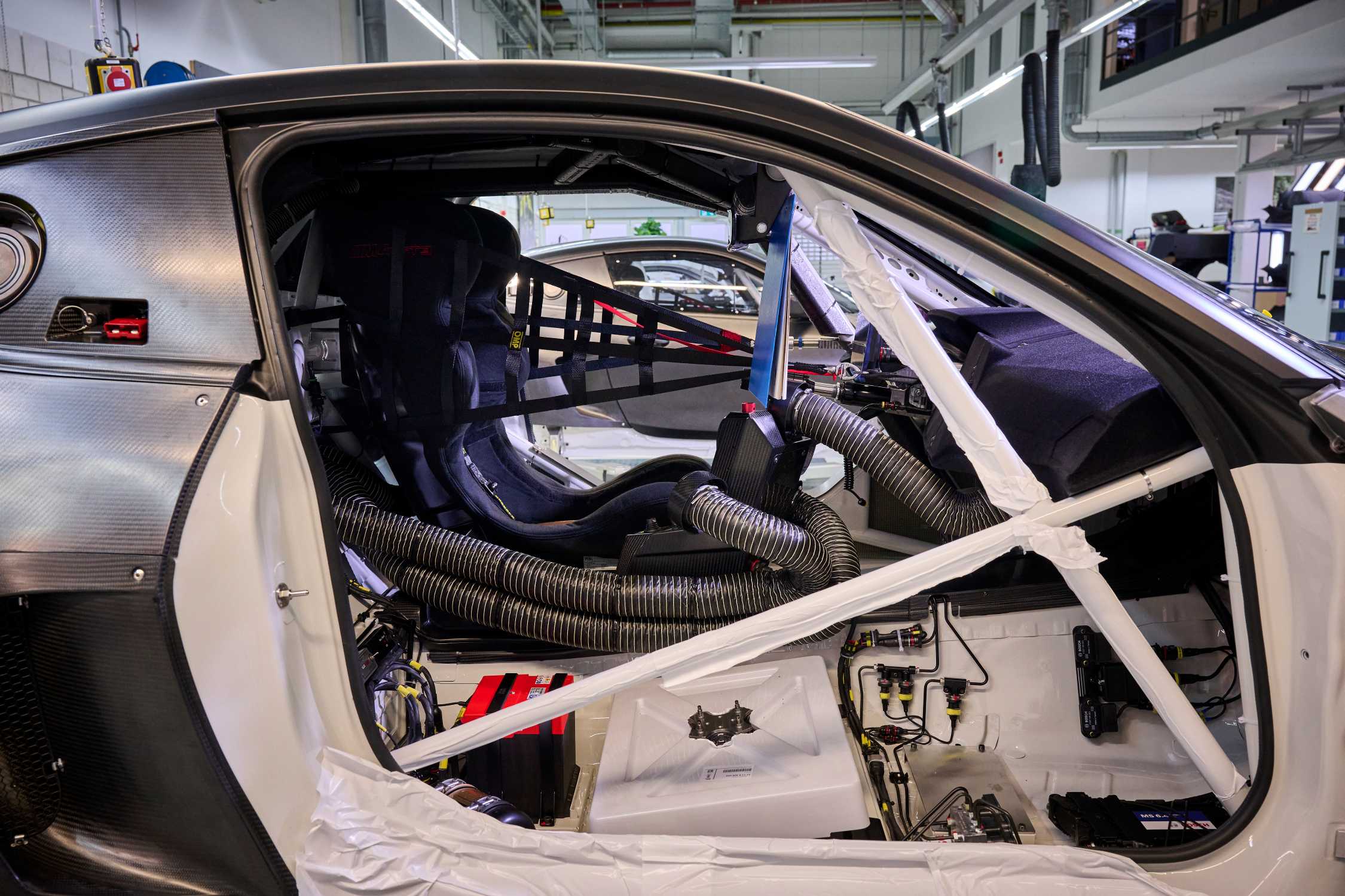 Garching (GER). BMW M Motorsport. Aufbau des neuen BMW M4 GT3.