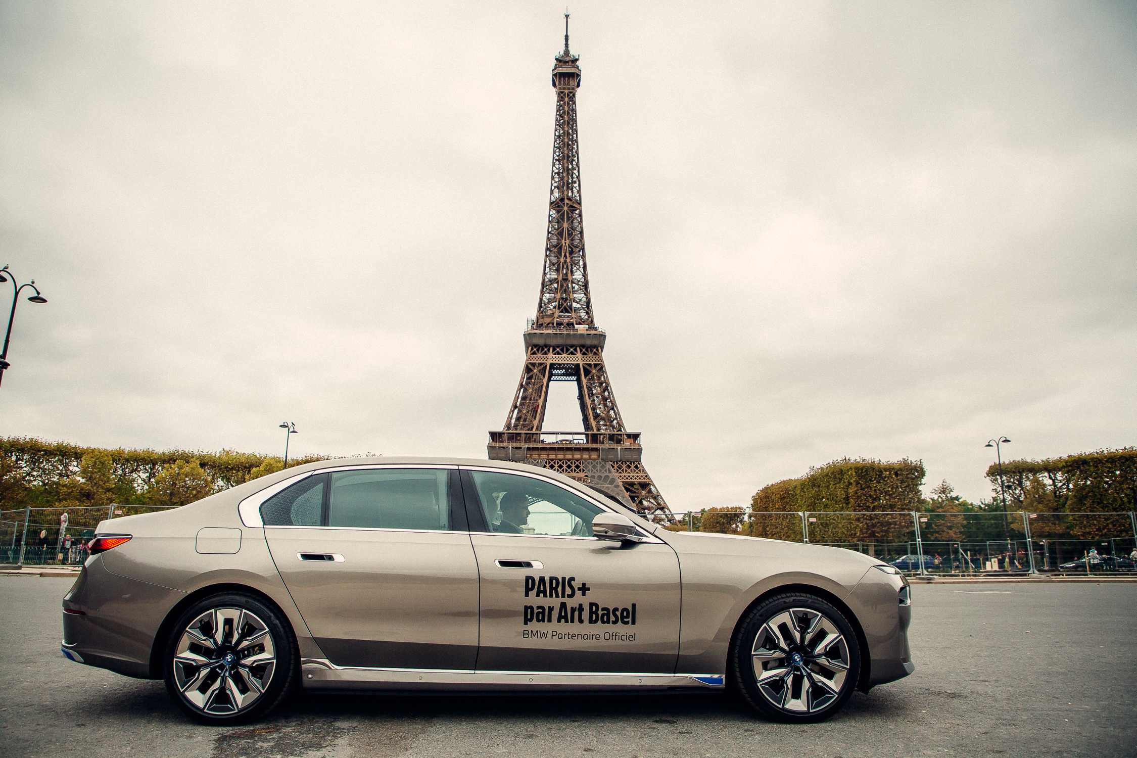BMW VIP Shuttle Service während der Paris+ par Art Basel in Paris ...