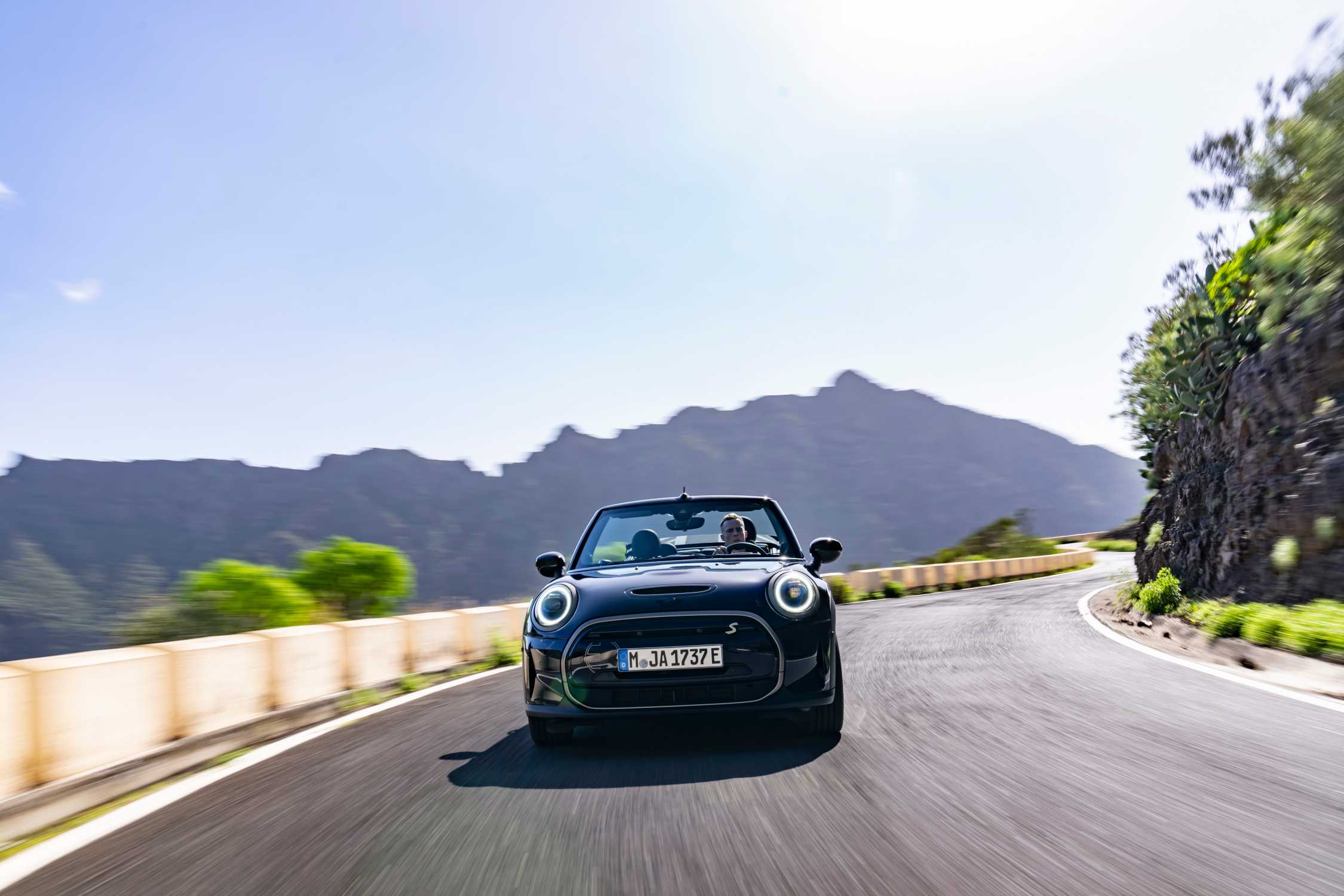 MINI Cooper SE Convertible 02 2023 