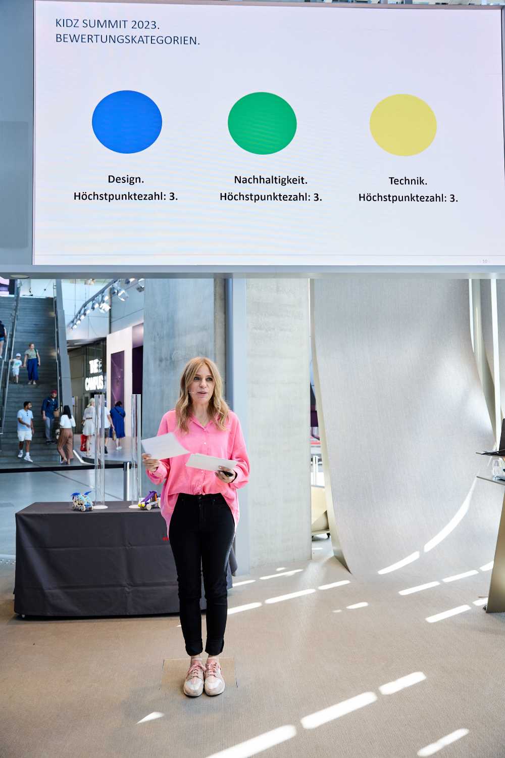 Kidz Summit 2023: Während eines Workshops entwerfen Schülerinnen und Schüler Modelle zur ...