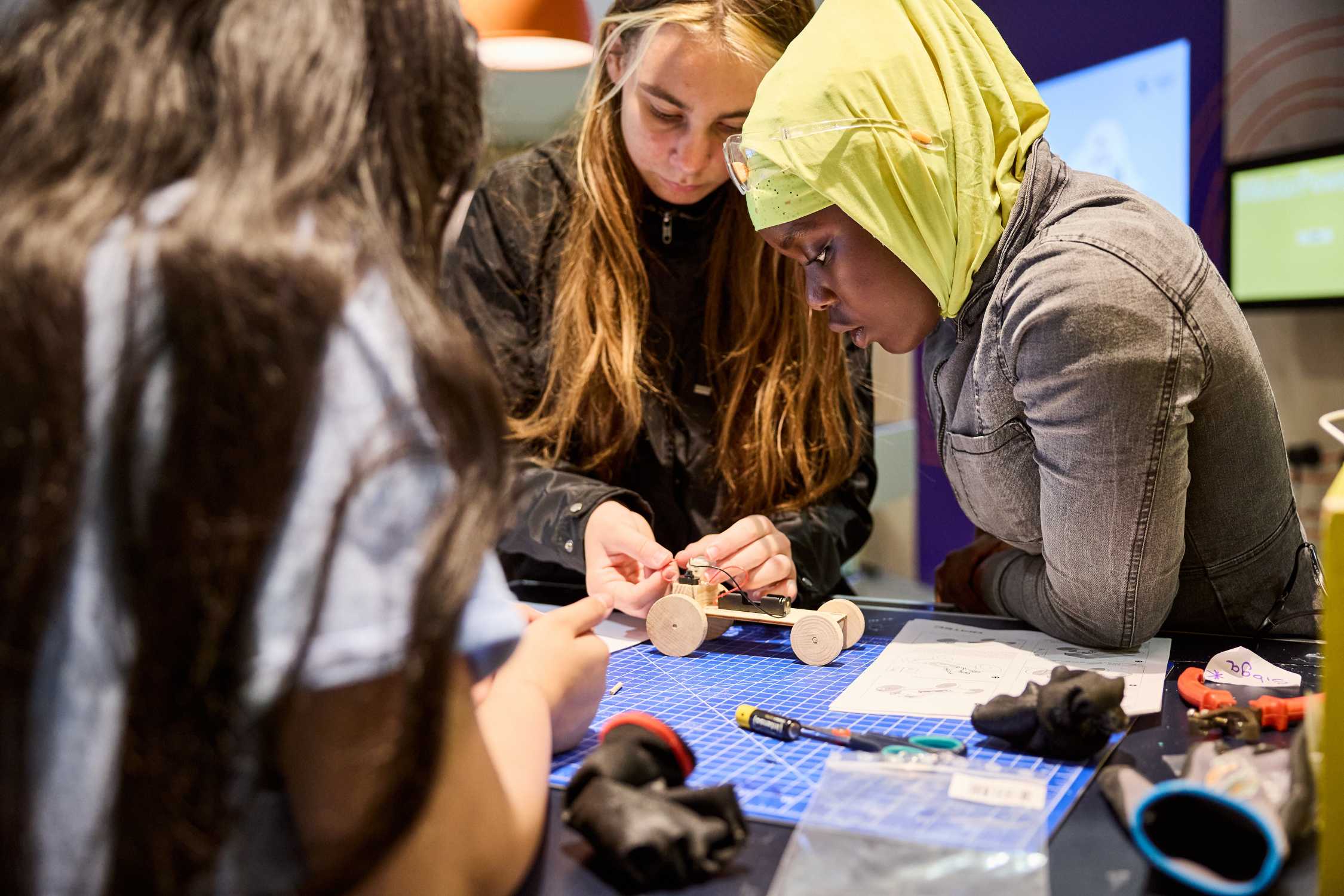 Kidz Summit 2023: Während eines Workshops entwerfen Schülerinnen und Schüler Modelle zur ...