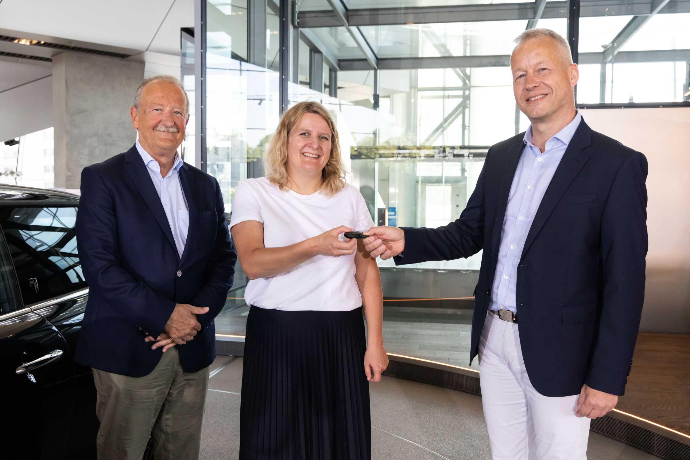 BMW Deutschland übergibt vollelektrischen MINI Cooper SE als ...