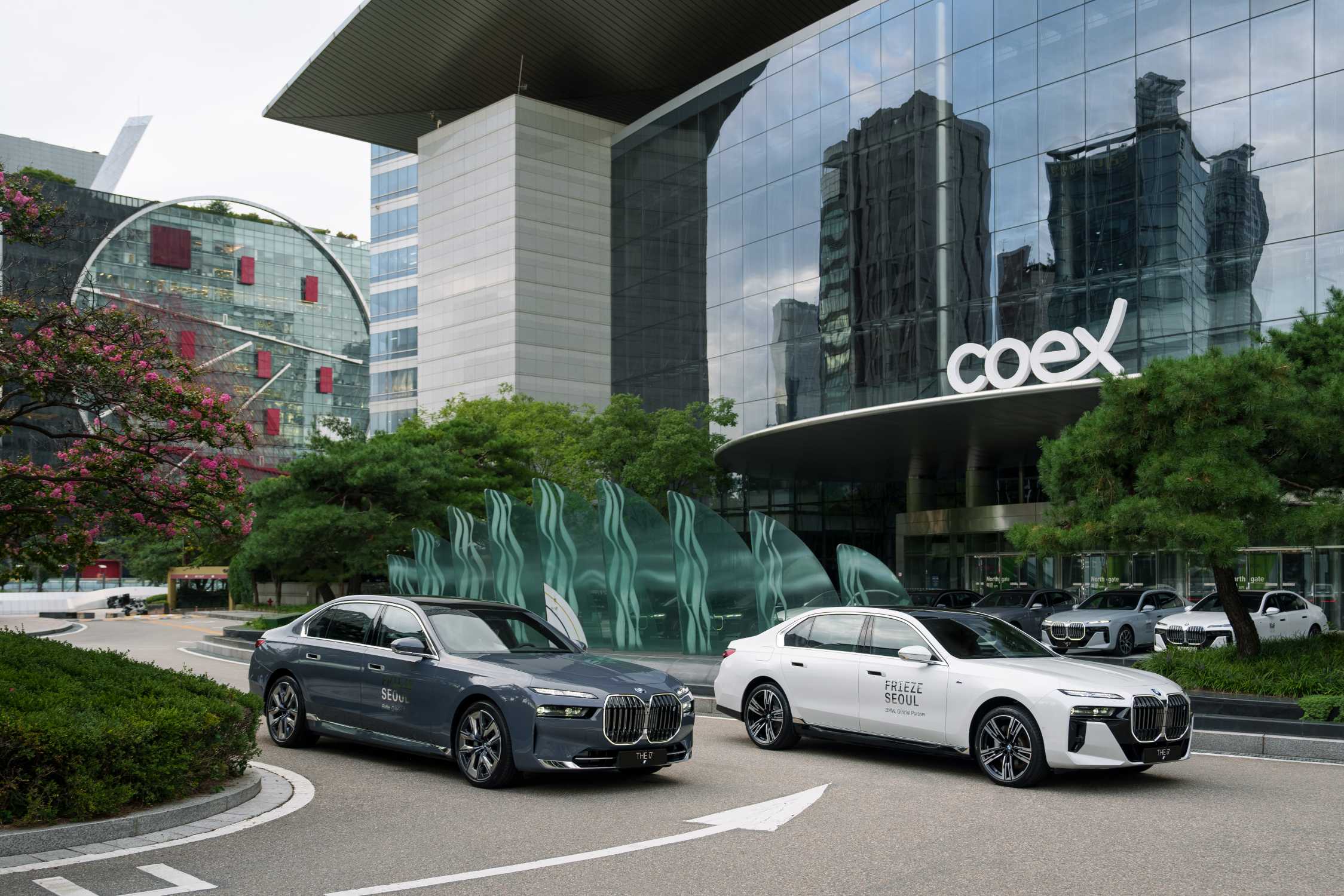 BMW VIP shuttle service with the BMW i7 during Frieze Seoul 2023. Photo ...