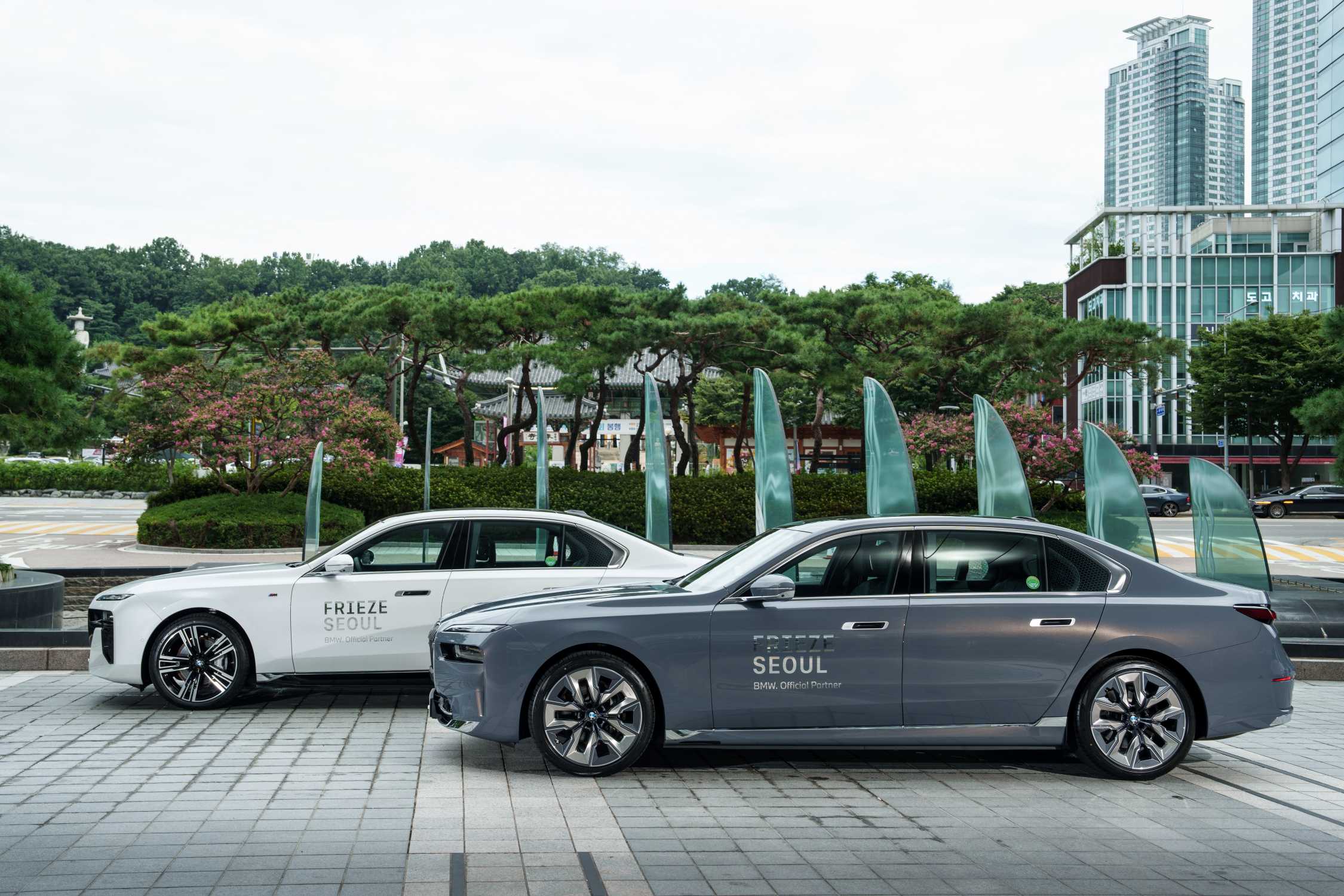 BMW VIP shuttle service with the BMW i7 during Frieze Seoul 2023. Photo ...