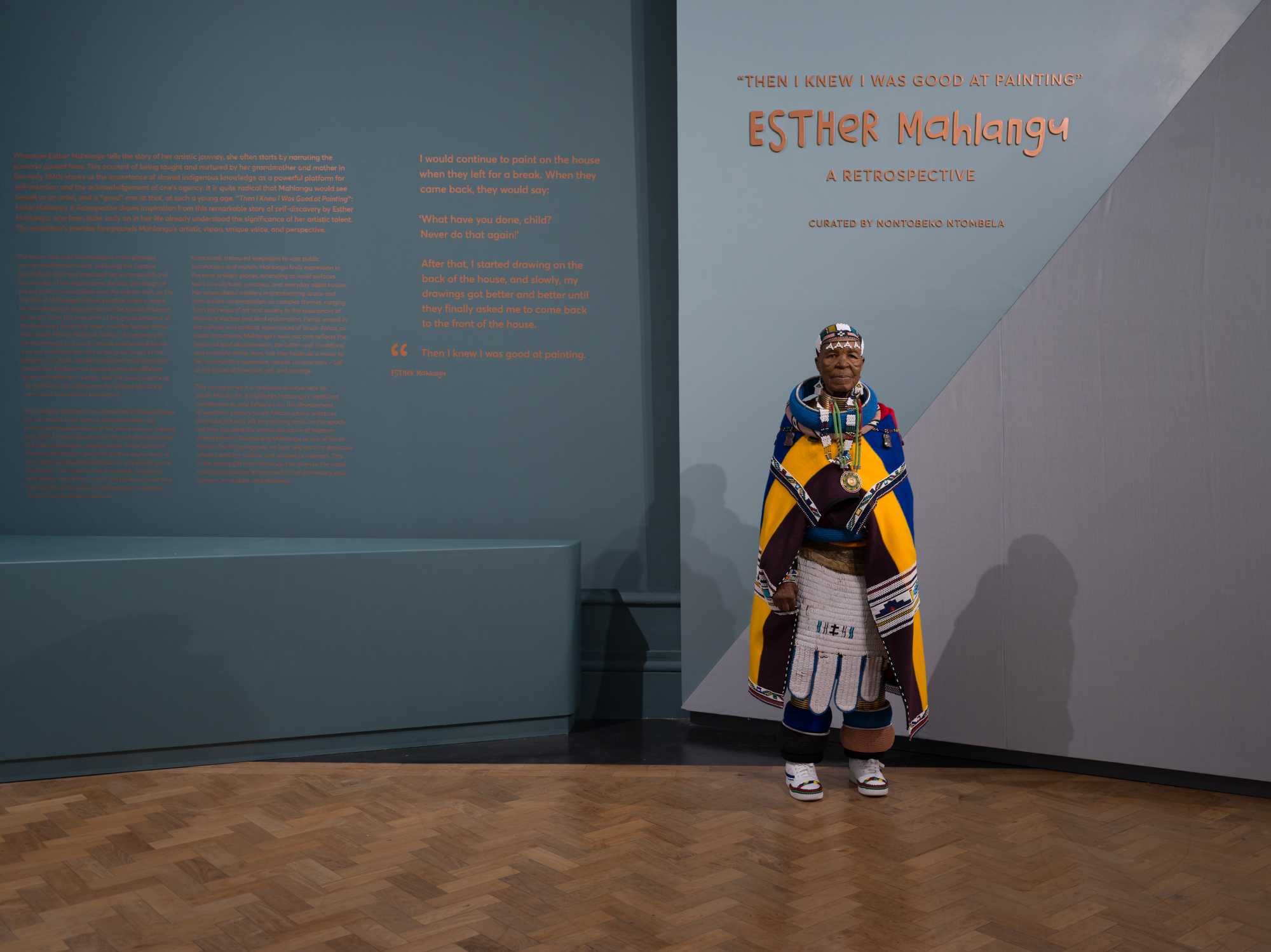 Künstlerin Esther Mahlangu in der Ausstellung "Then I Knew I Was Good at Painting": Esther ...