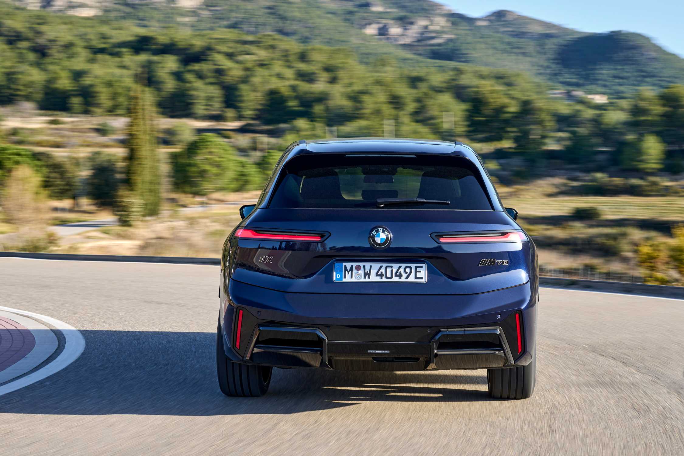 The new BMW iX M70 xDrive - Tansanit Blue. (03/2025)