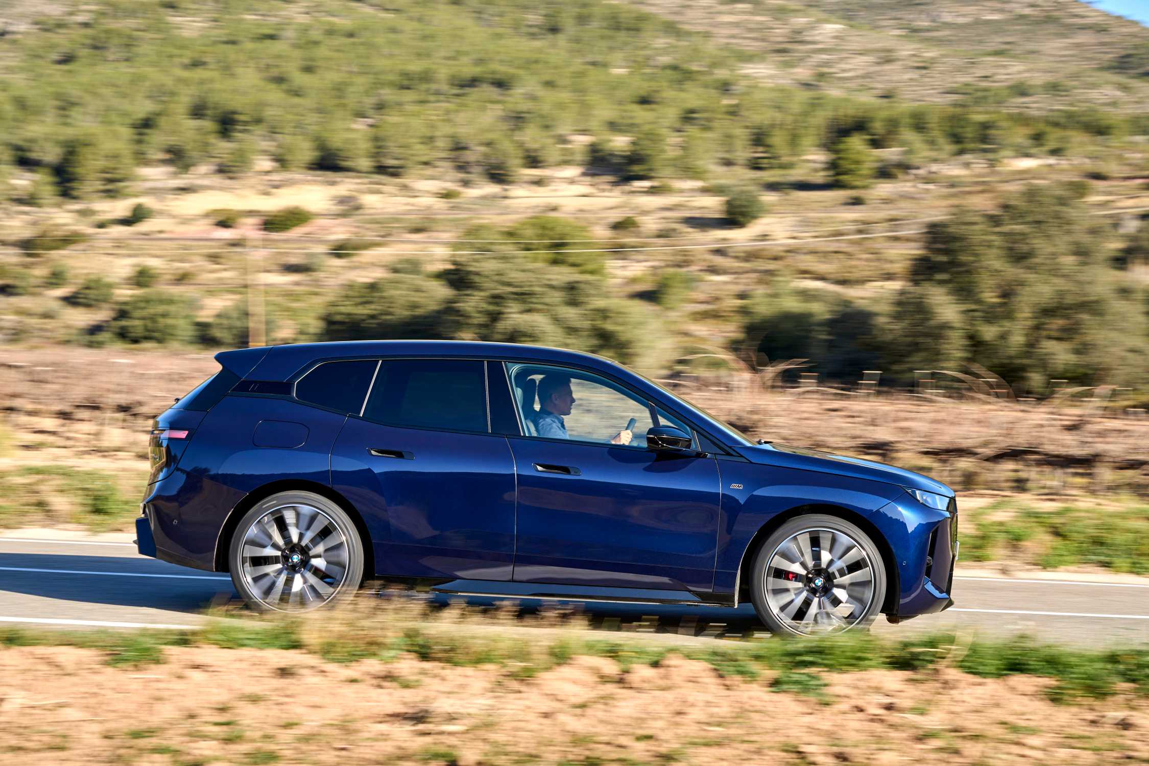 The new BMW iX M70 xDrive - Tansanit Blue. (03/2025)