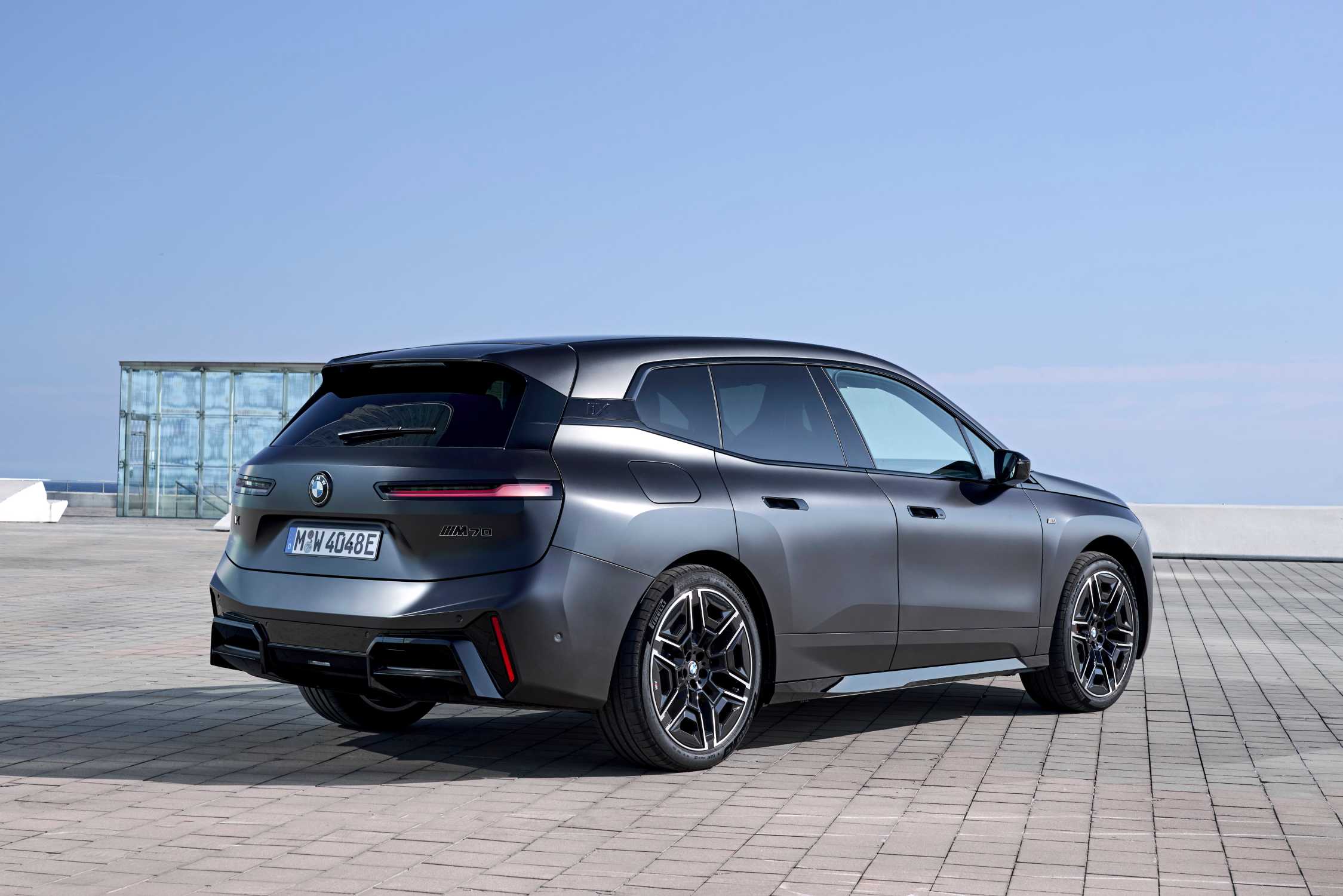 Der neue BMW iX M70 xDrive - Frozen Deep Grey metallic. (03/2025)