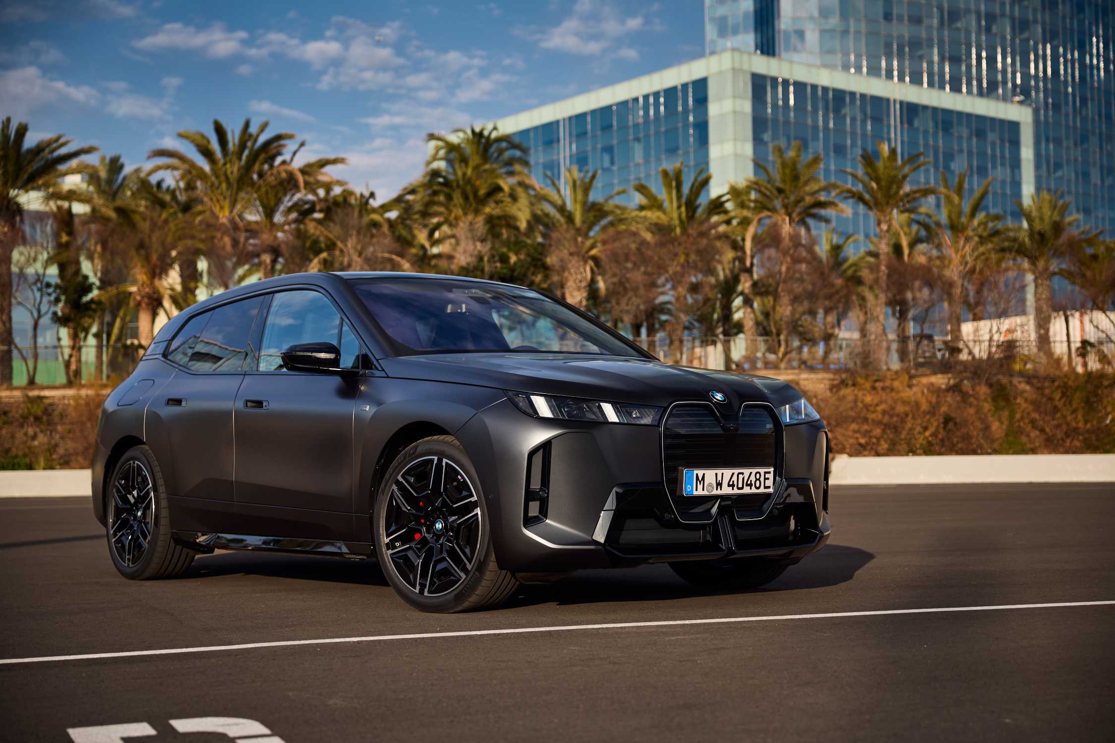 The new BMW iX M70 xDrive - Frozen Deep Grey metallic. (03/2025)