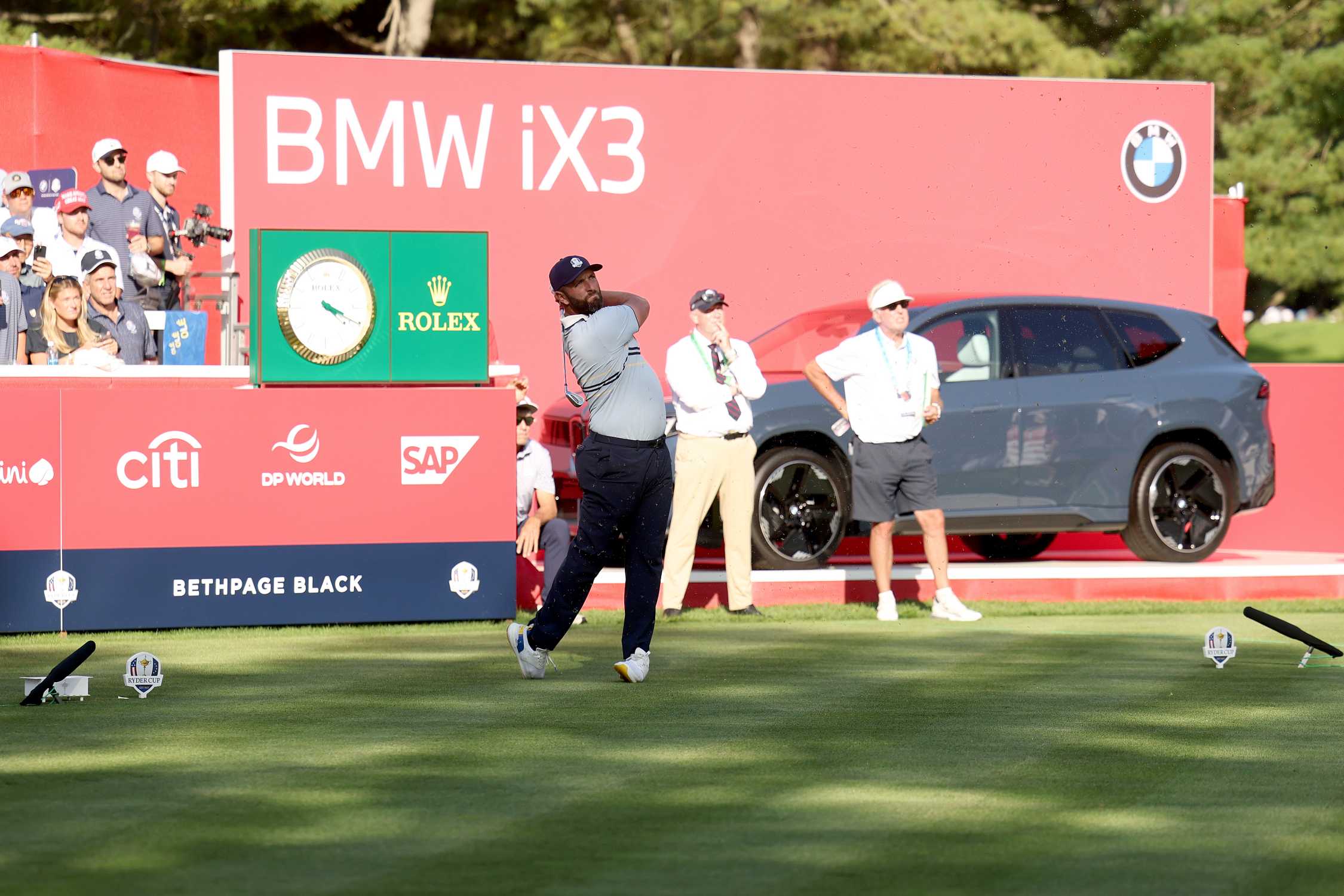 Ryder Cup 2025. 14. Spielbahn, BMW House. BMW iX3.