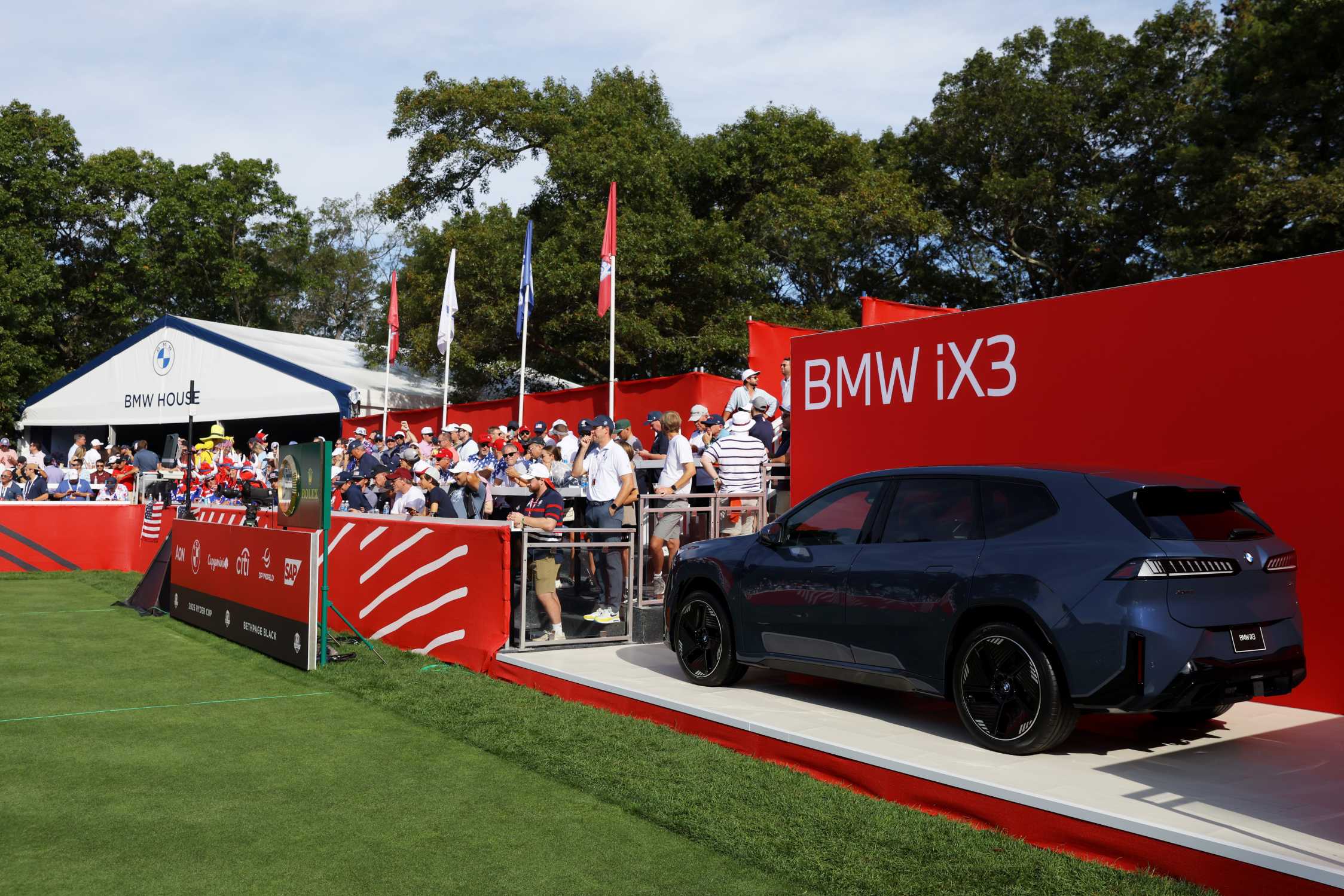 Ryder Cup 2025. 14. Spielbahn, BMW House. BMW iX3.